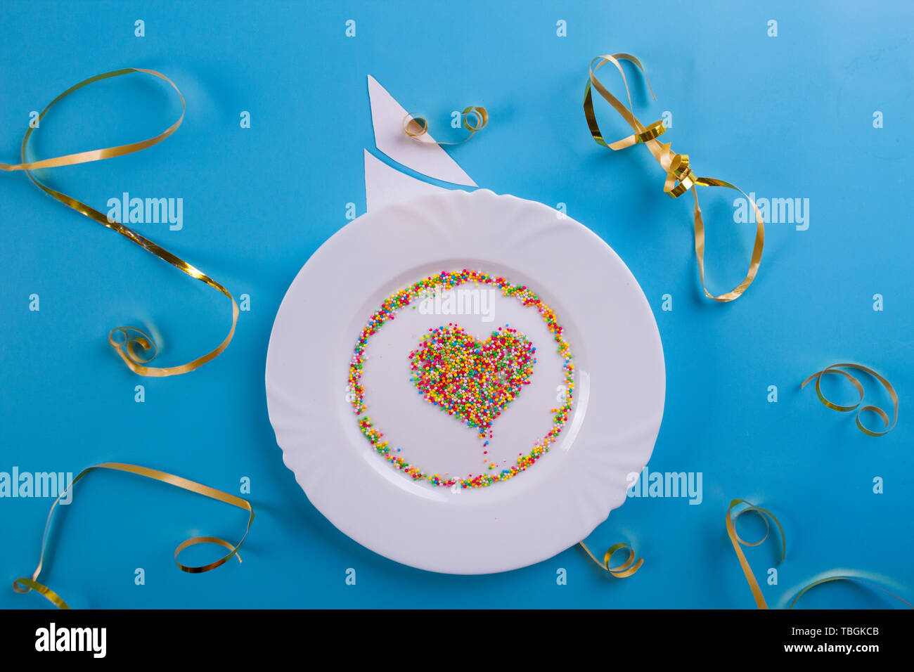 Birthday party background. plate on blue background Stock Photo - Alamy