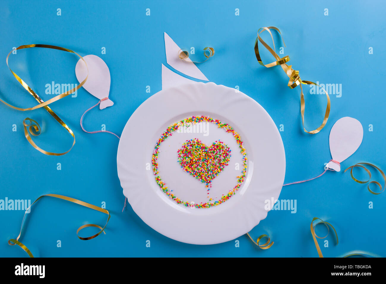 Birthday party background. plate on blue background Stock Photo - Alamy