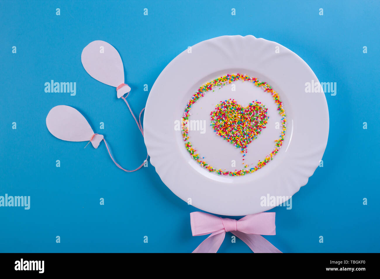 Birthday party background. plate on blue background Stock Photo - Alamy