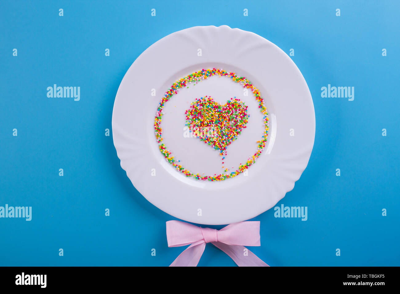 Birthday party background. plate on blue background Stock Photo - Alamy