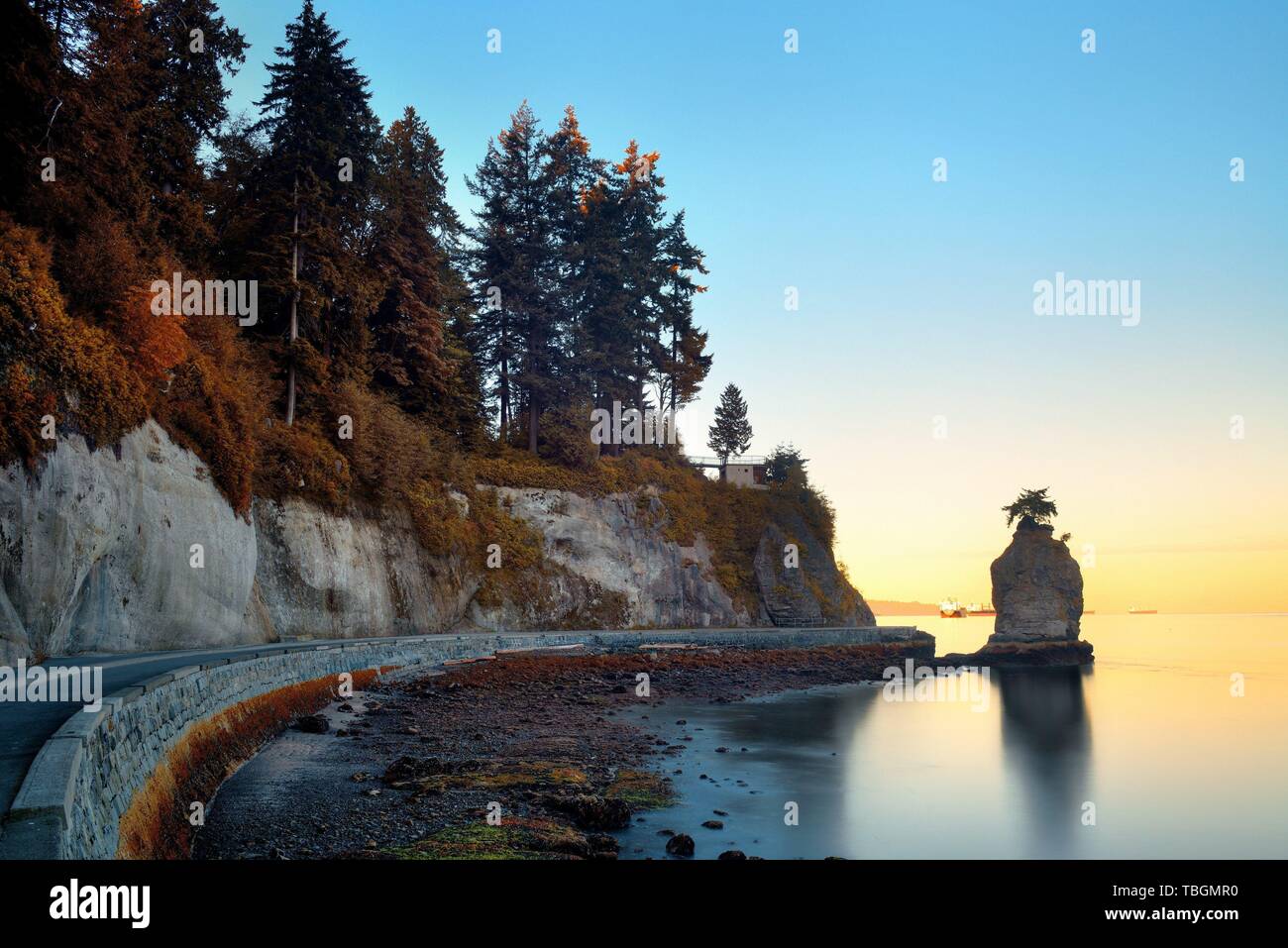 Siwash Rock in Stanley Park at sunrise in Vancouver Stock Photo - Alamy