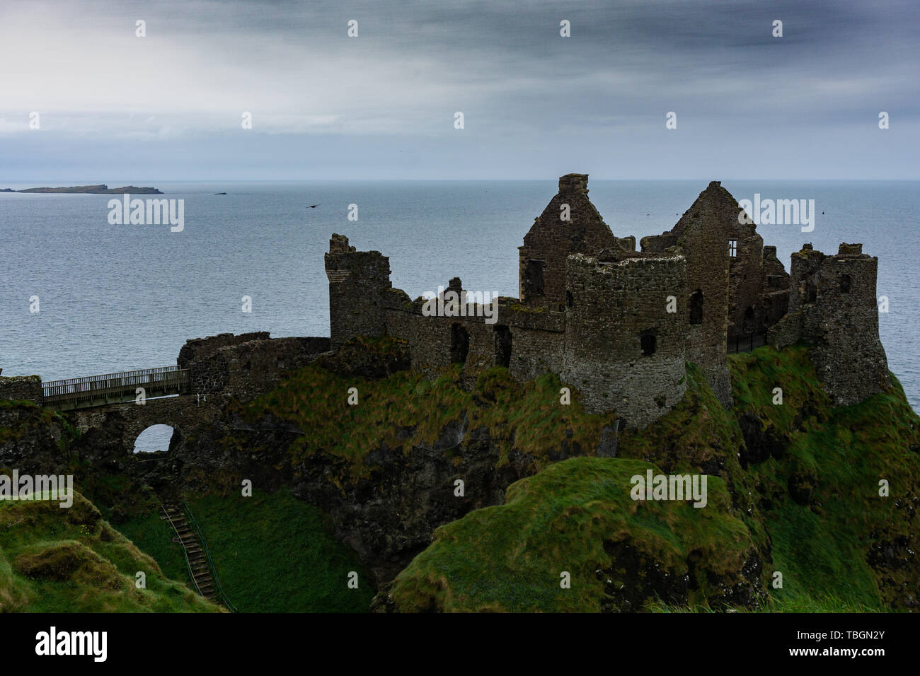 Cliff edge castle hi-res stock photography and images - Alamy