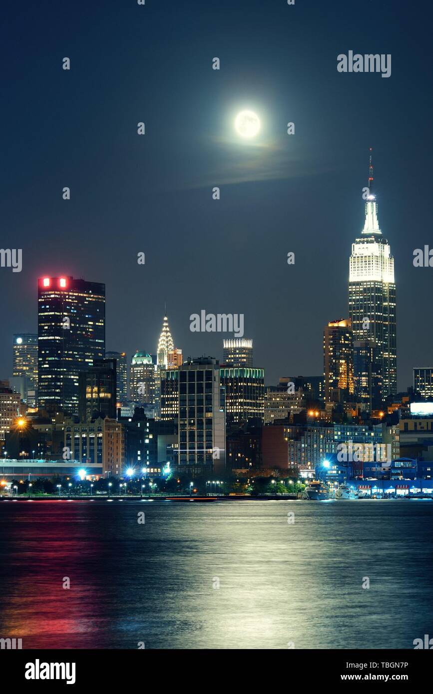 Full moon over city skyline new york hi-res stock photography and ...