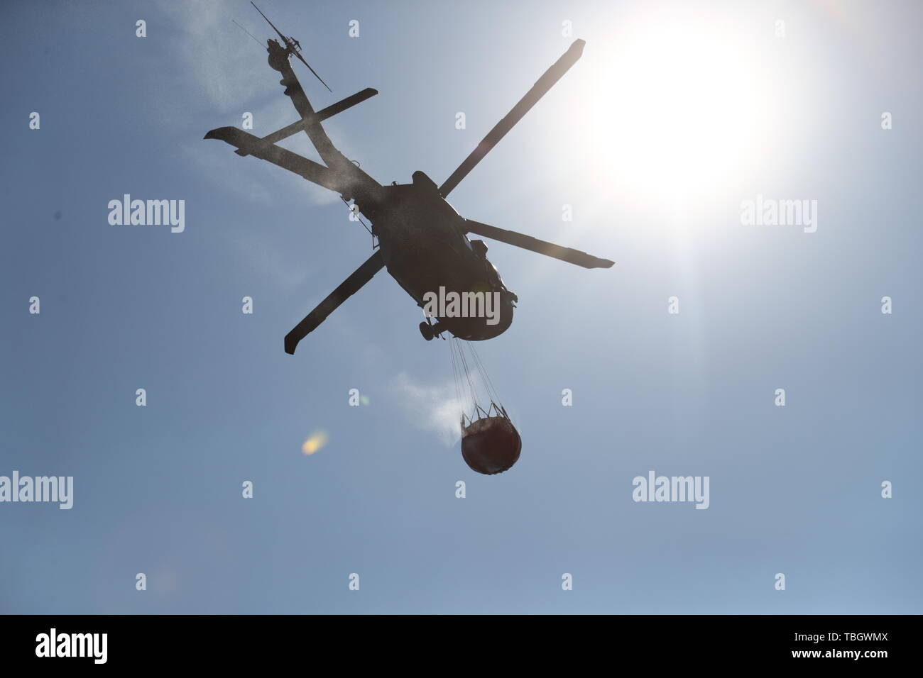 Helicopter water bombs over the forest fire just north of Tjällmo Stock ...