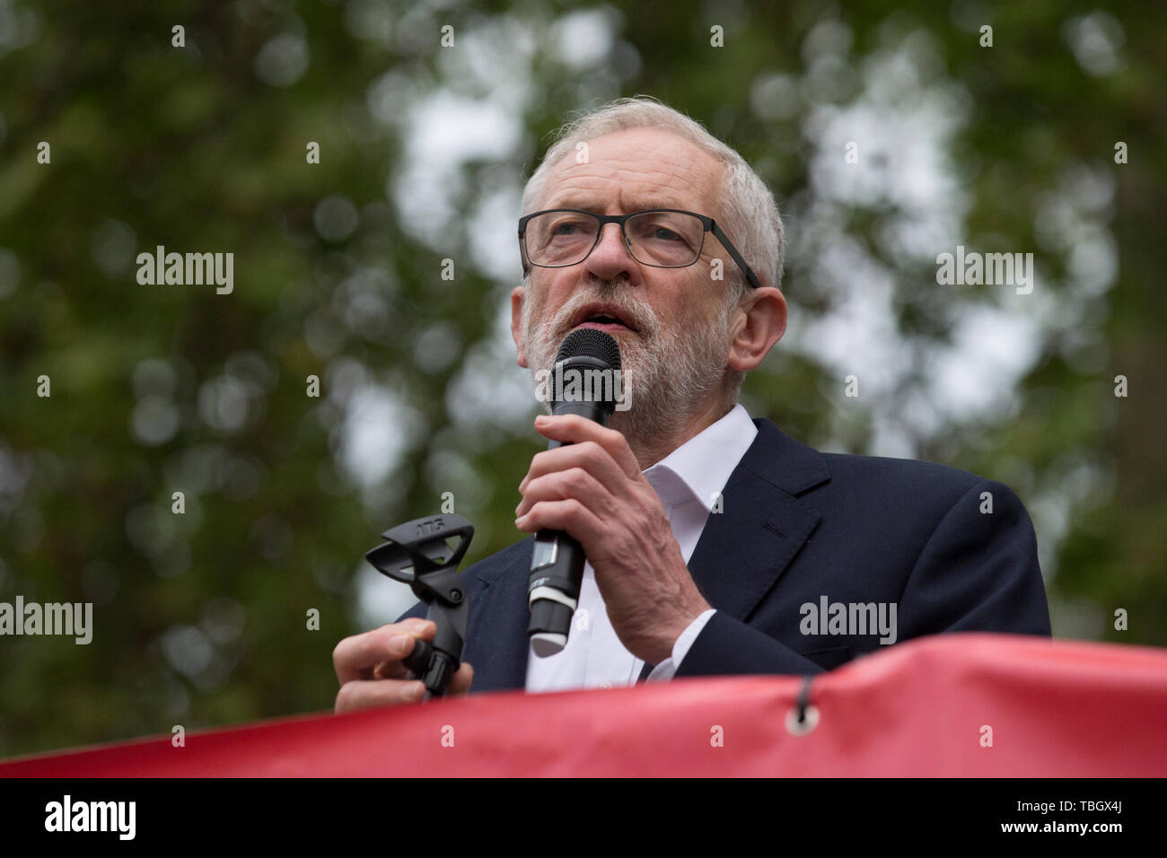 Jeremy Corbyn addresses a crowd of Extinction Rebellion protesters at ...