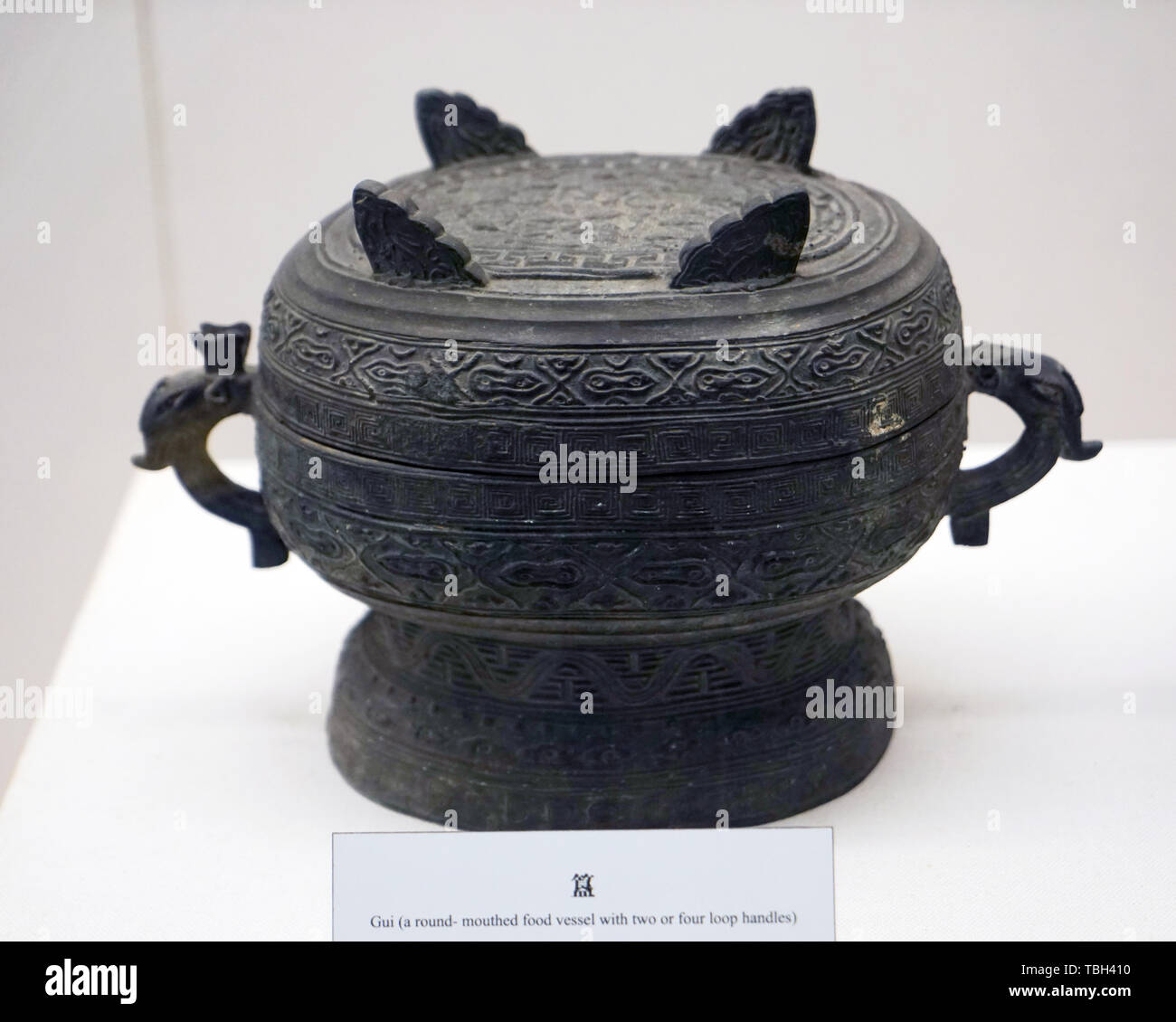 Ancient utensils and pottery containers hi-res stock photography and ...