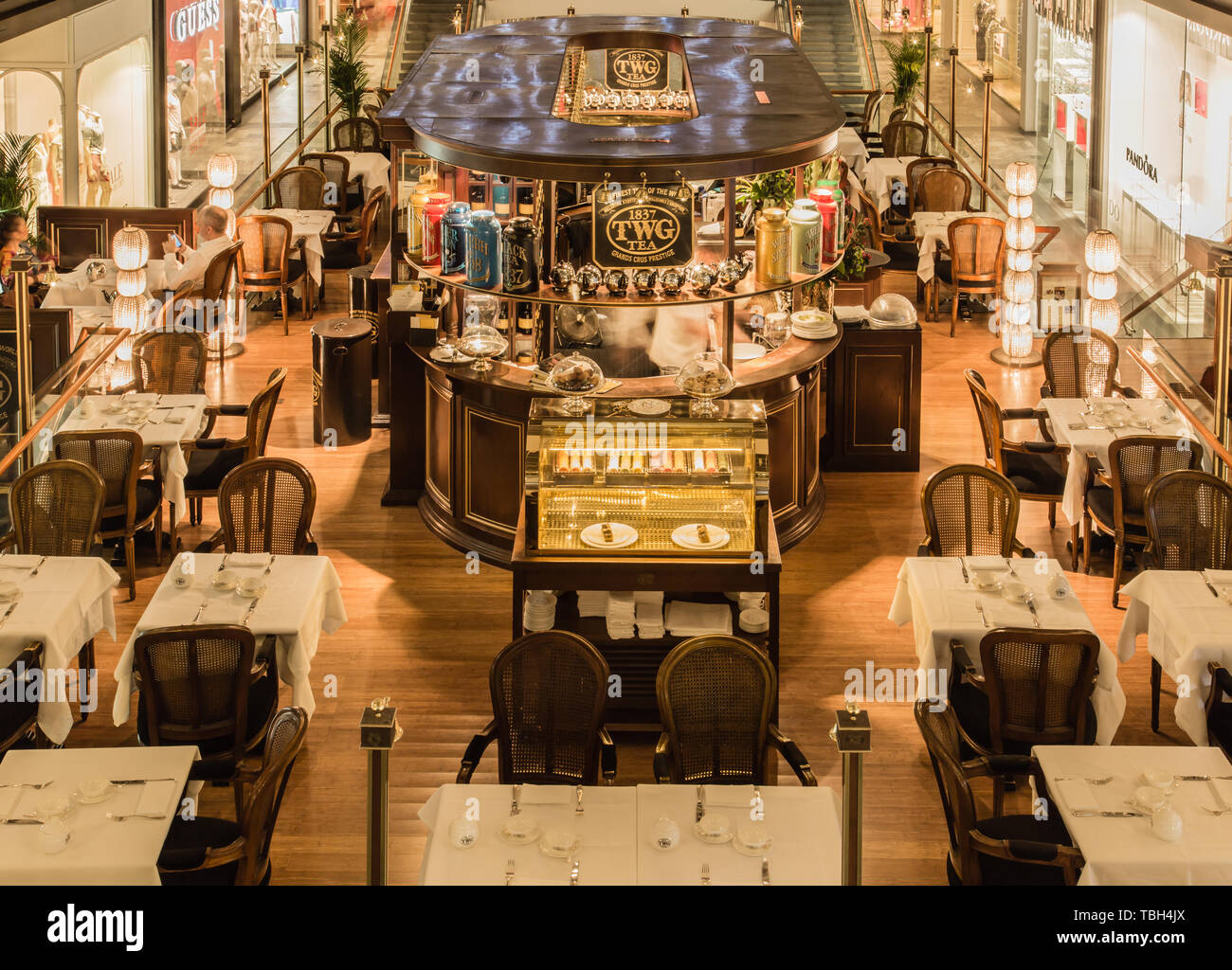 SINGAPORE-JUN 07 2017:Singapore famous Tea restaurant Stock Photo - Alamy