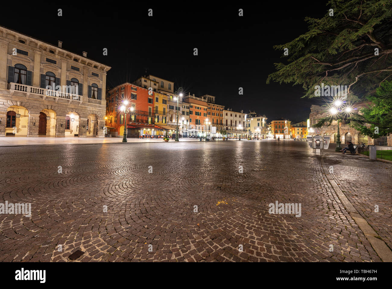 Verona old town at night hi-res stock photography and images - Alamy