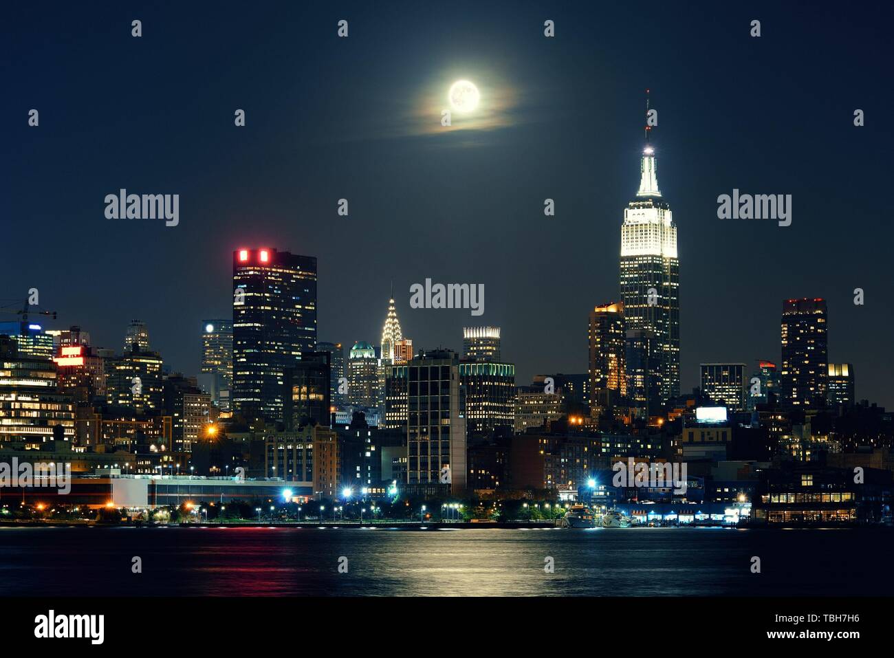 Full moon over city skyline new york hi-res stock photography and ...