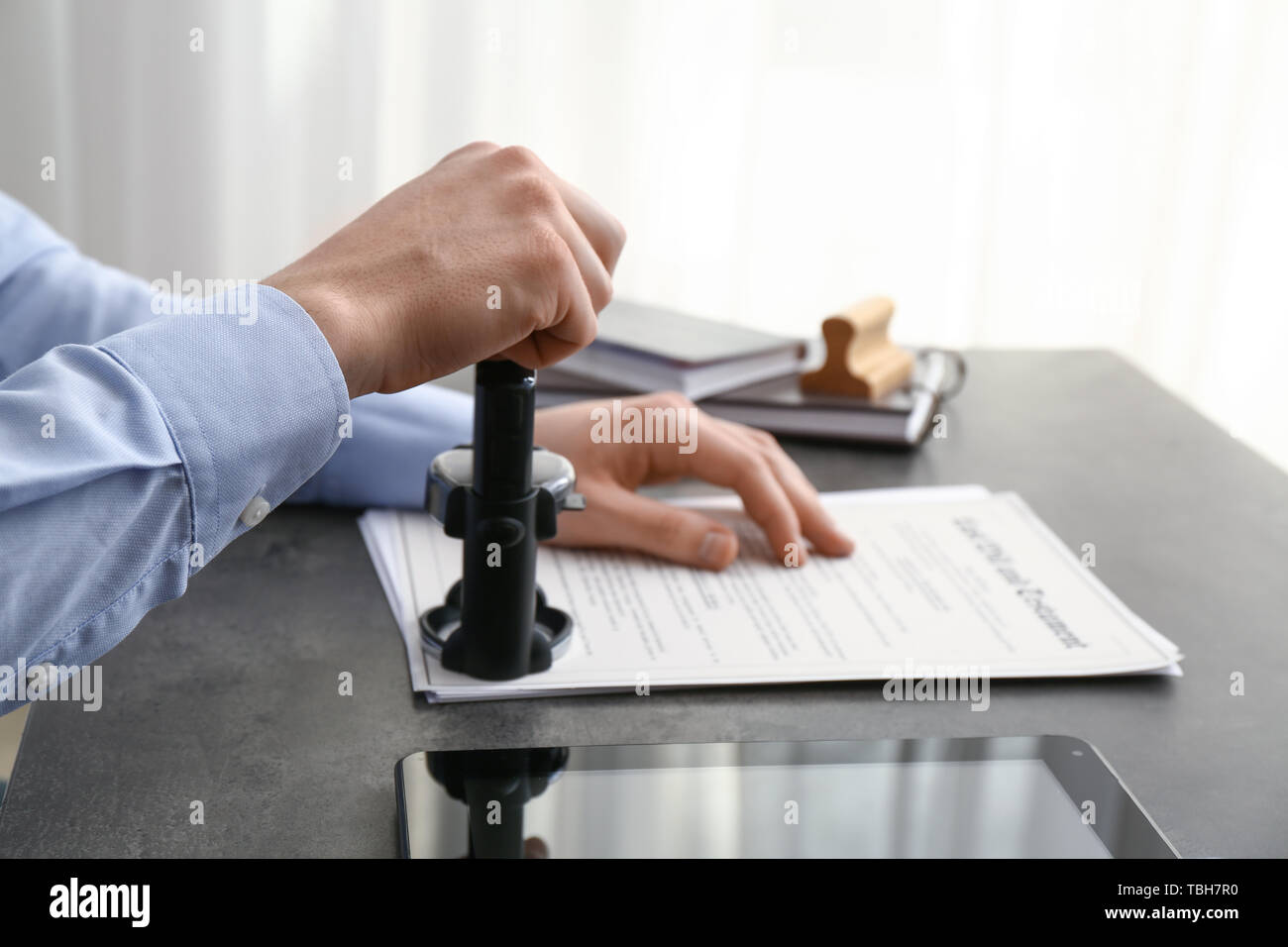 Notary stamping hi-res stock photography and images - Alamy
