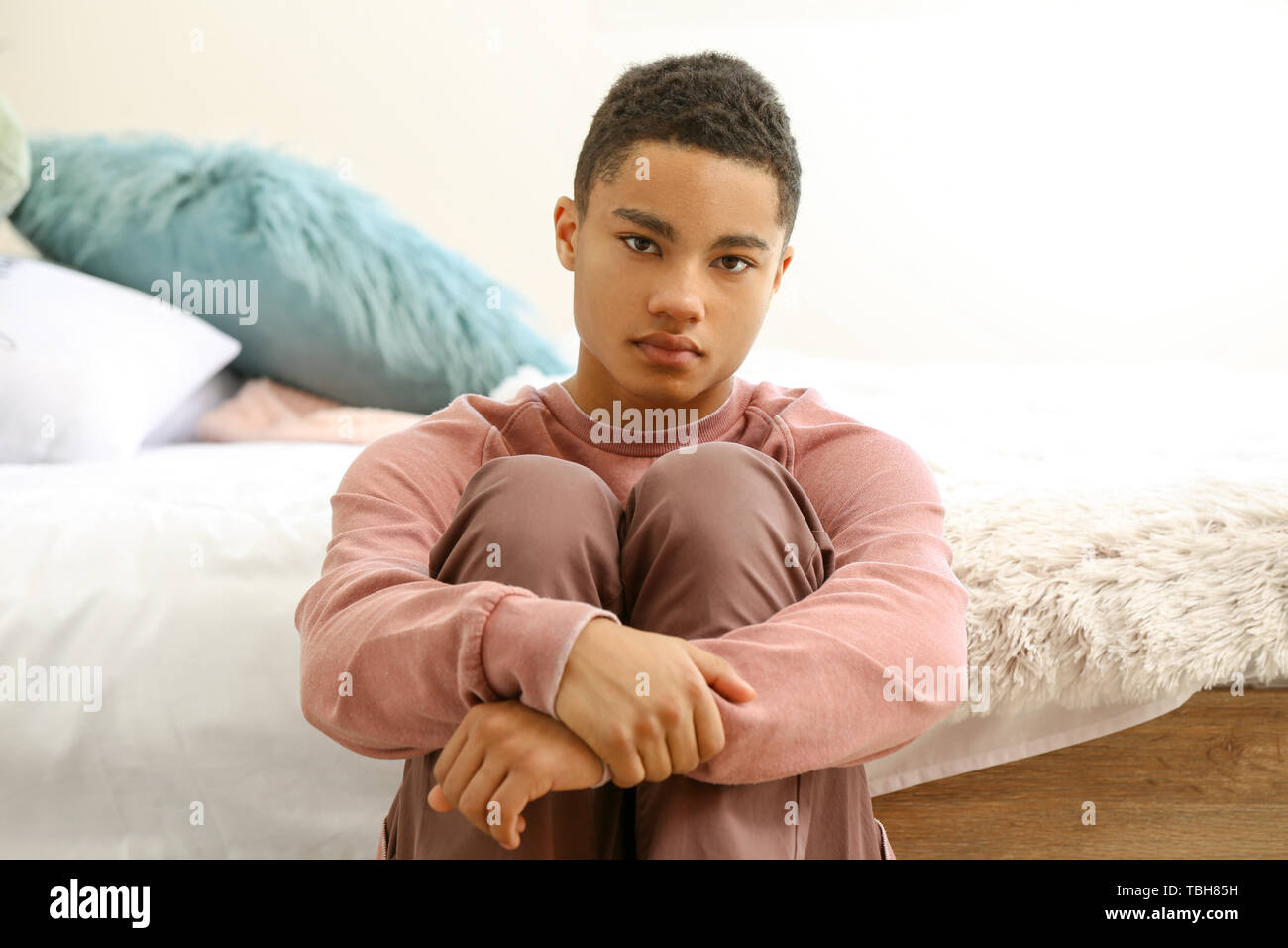 African boy sitting sad hi-res stock photography and images - Alamy