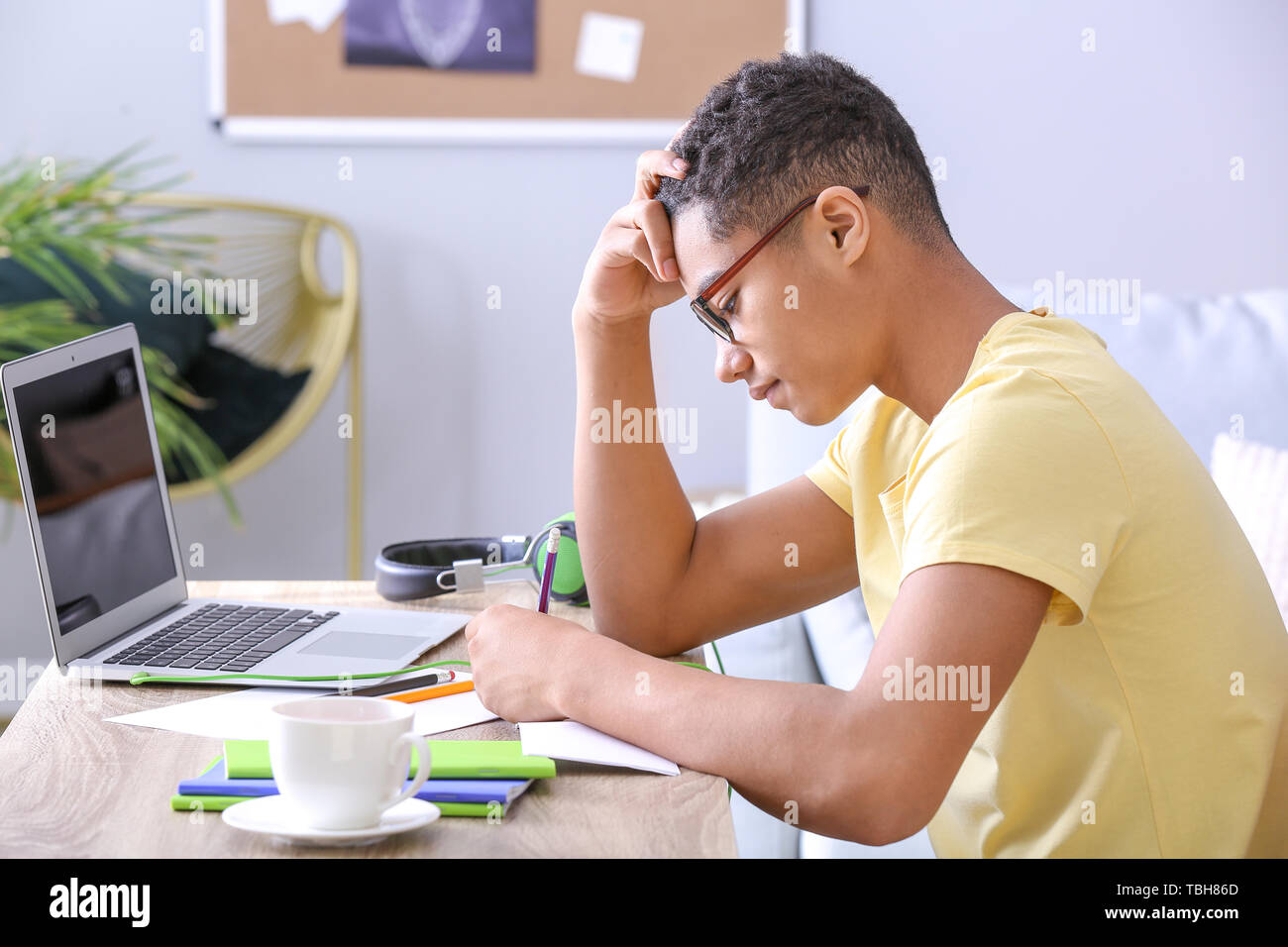 Teen boy computer school african american hi-res stock photography and ...