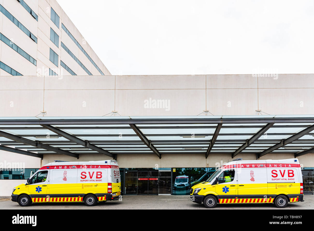 Ambulances waiting hi-res stock photography and images - Alamy