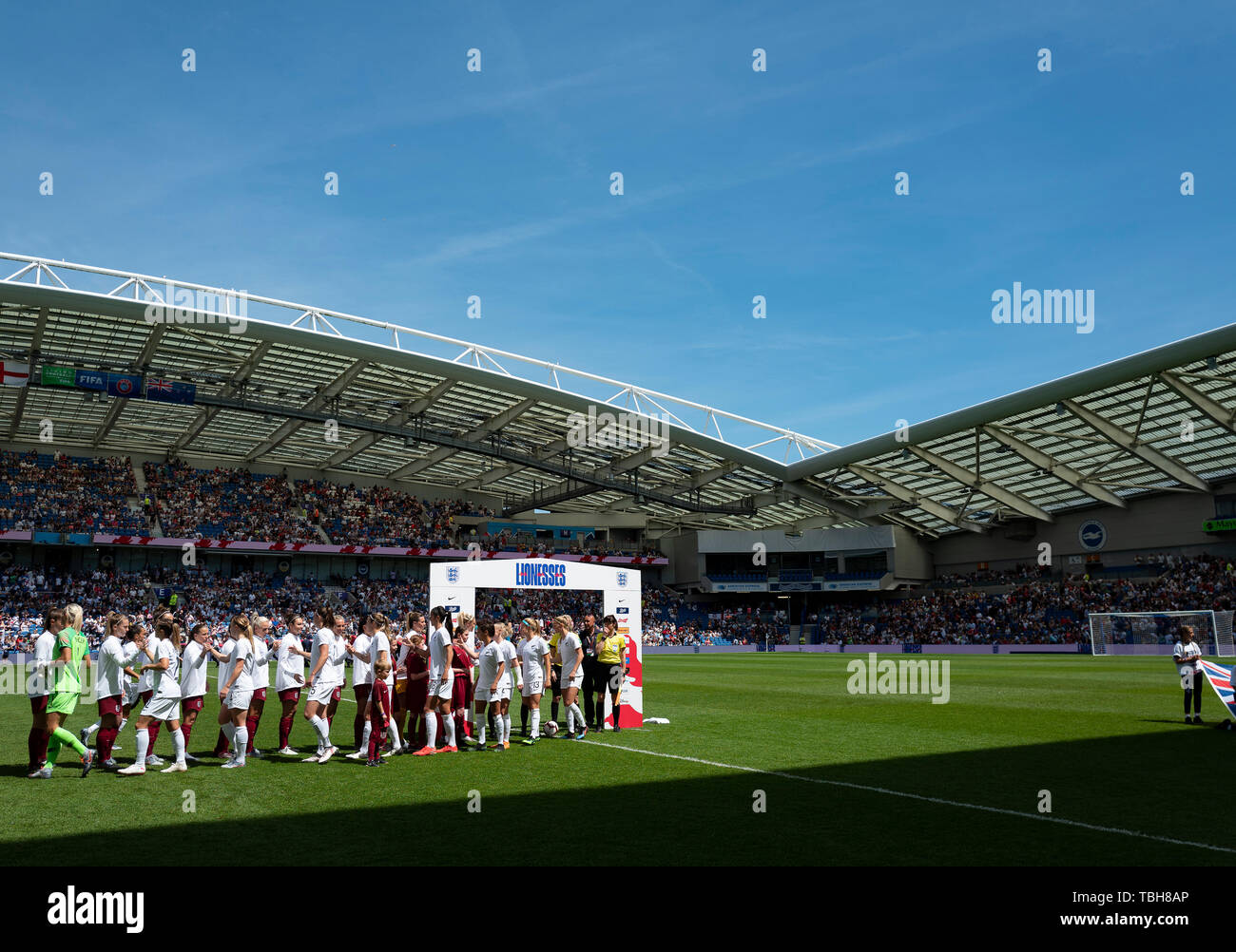 The players of England and New Zealand shake hands prior to kick off ...