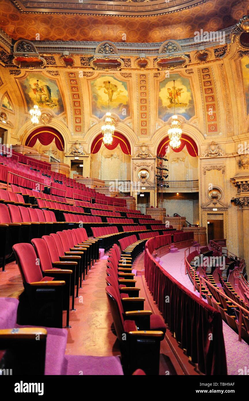 CHICAGO, IL - Oct 6: Chicago Theatre interior view on October 6, 2011 ...