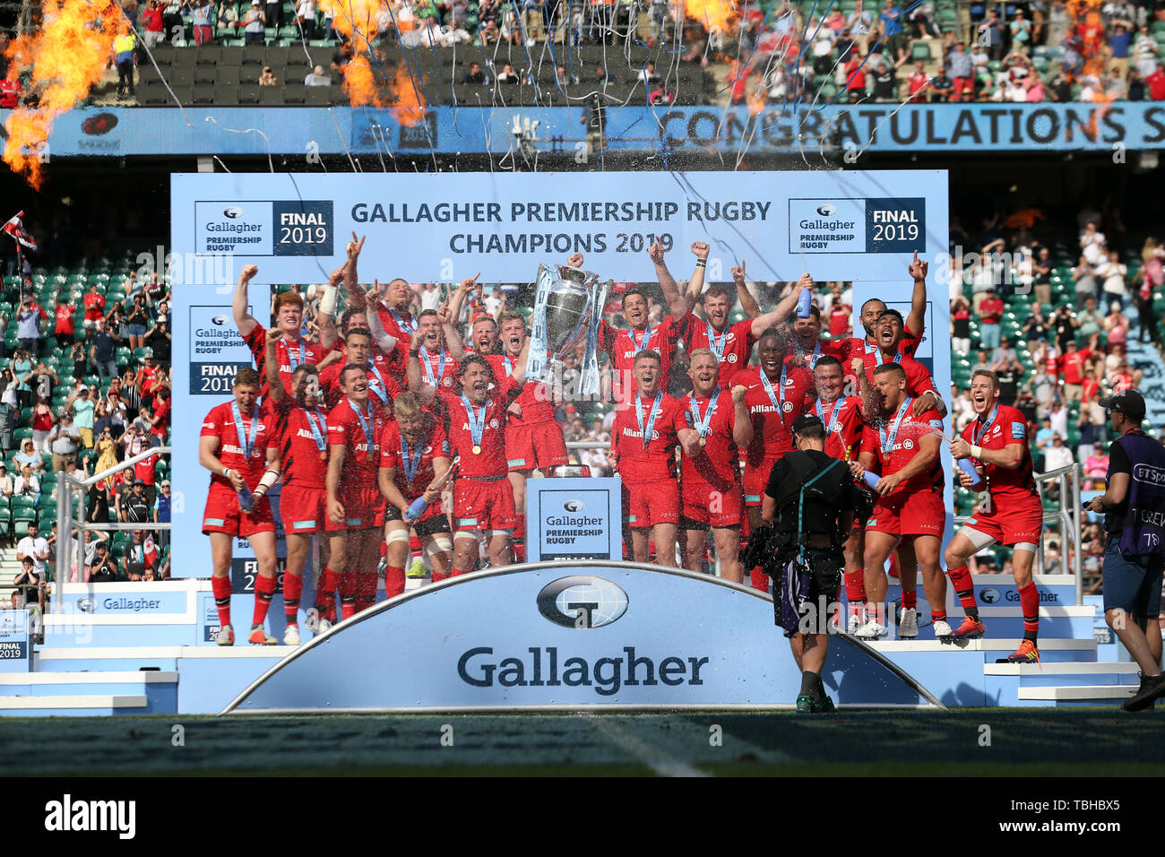 Saracens players lift the trophy following victory in the Gallagher ...