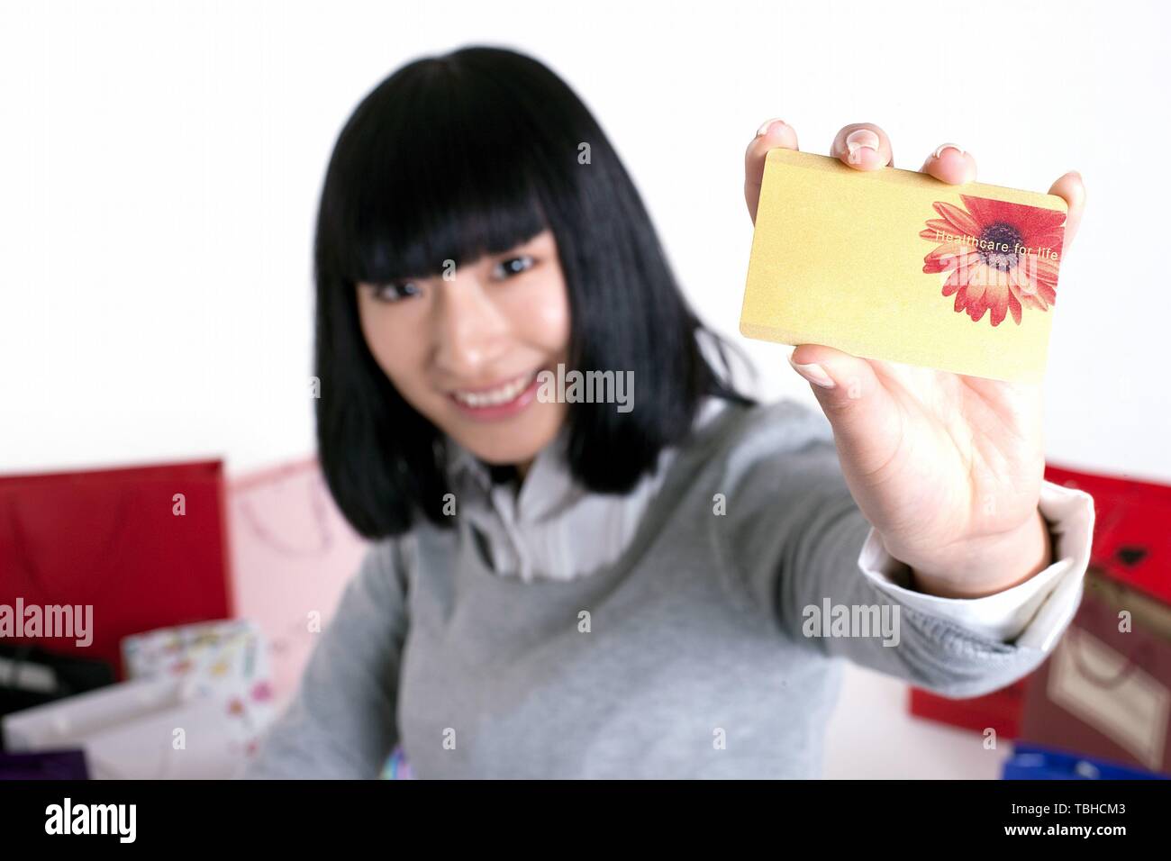 Hand holding credit card facing camera hi-res stock photography and ...