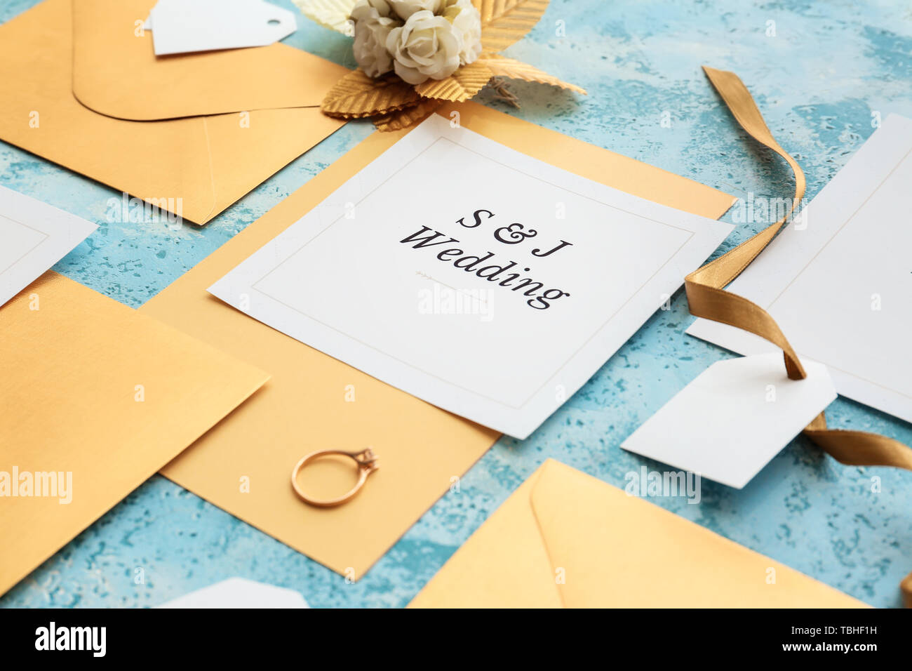 Wedding invitation on color background Stock Photo - Alamy