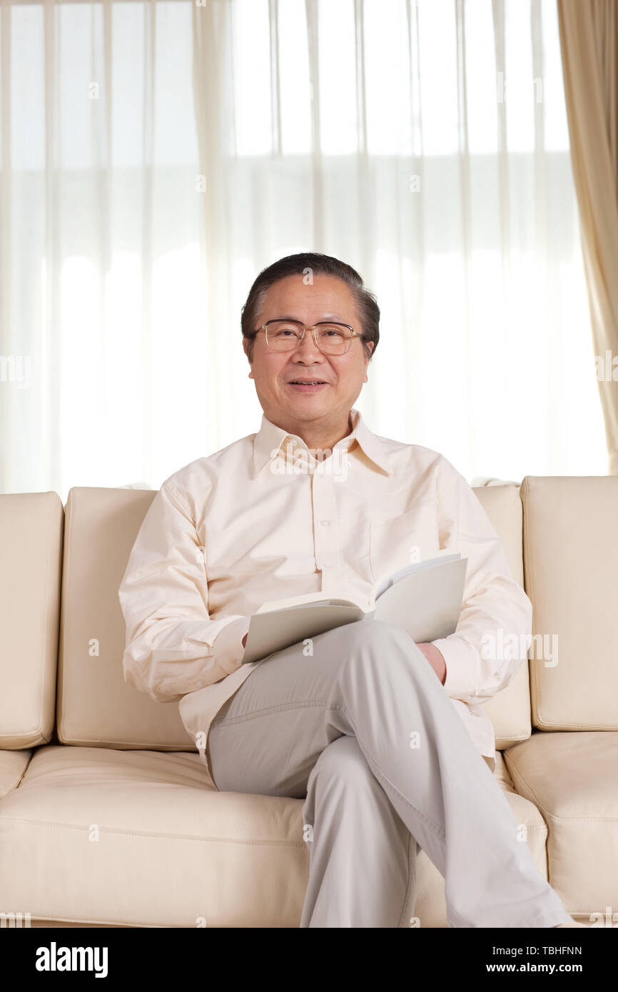 Elderly read books enjoy hi-res stock photography and images - Alamy
