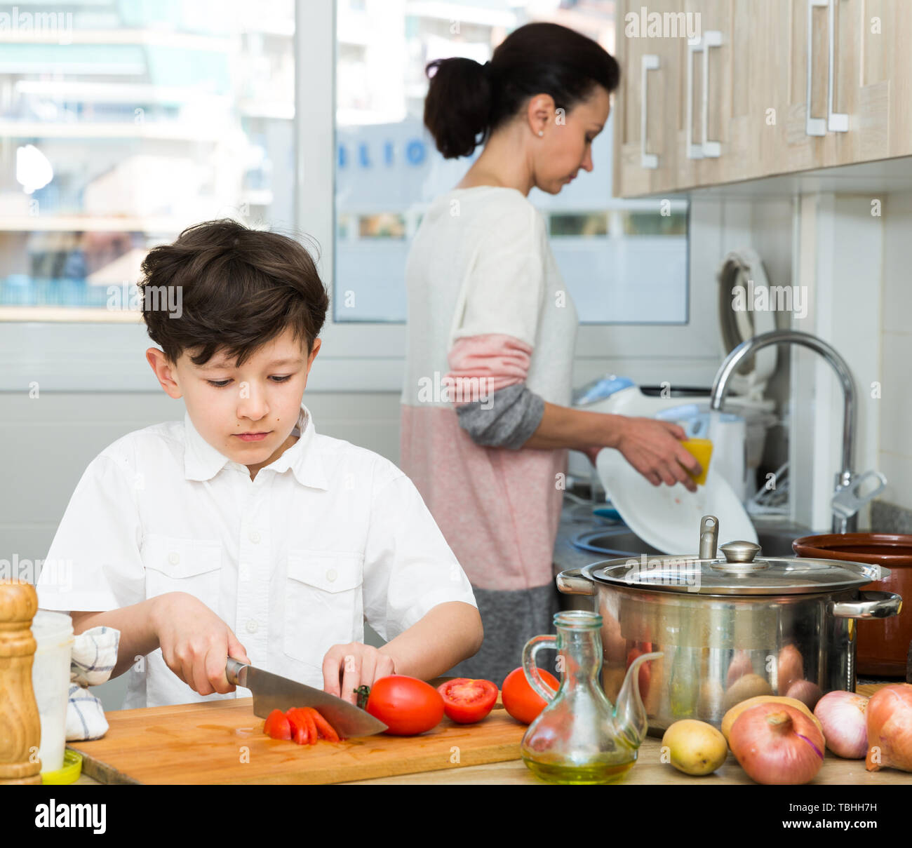 Teen boy cooking in the kitchen hi-res stock photography and images - Alamy