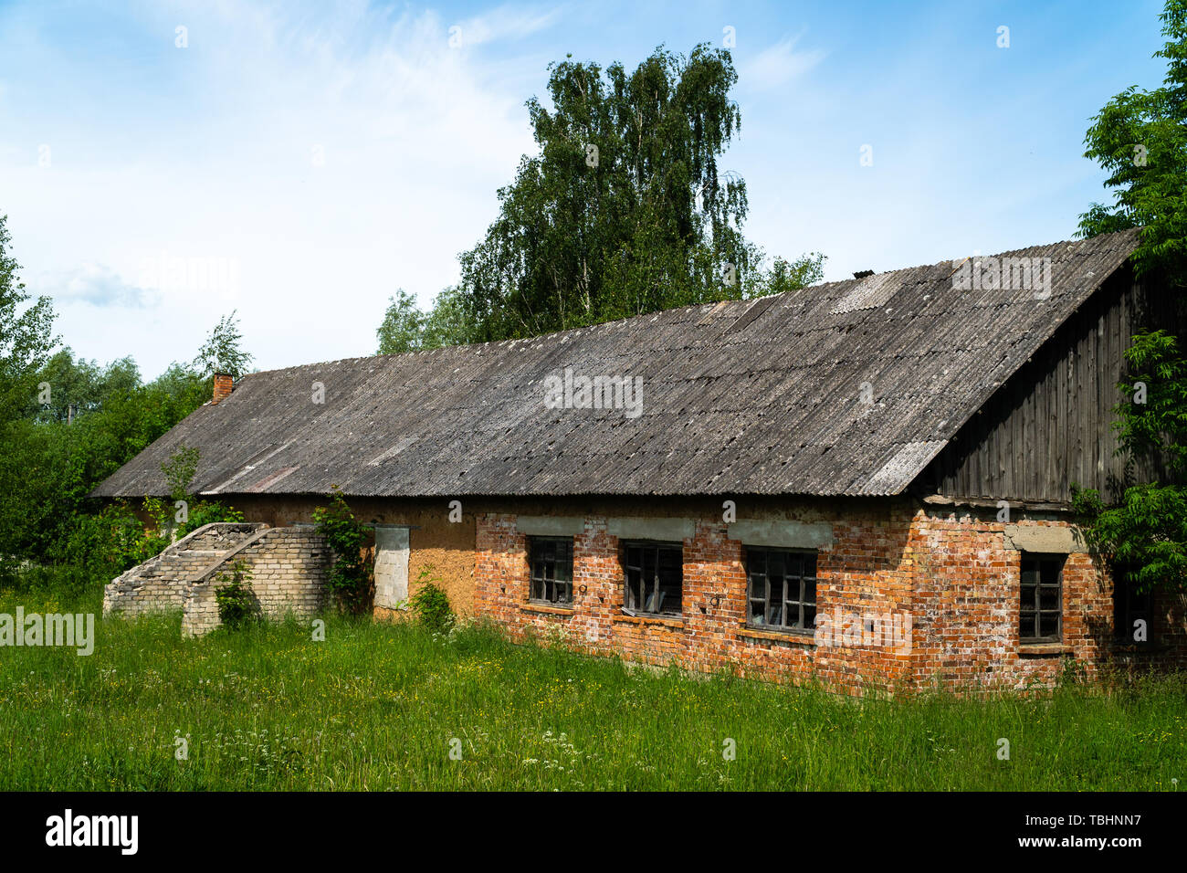 Abandoned warehouse exterior hi-res stock photography and images - Alamy