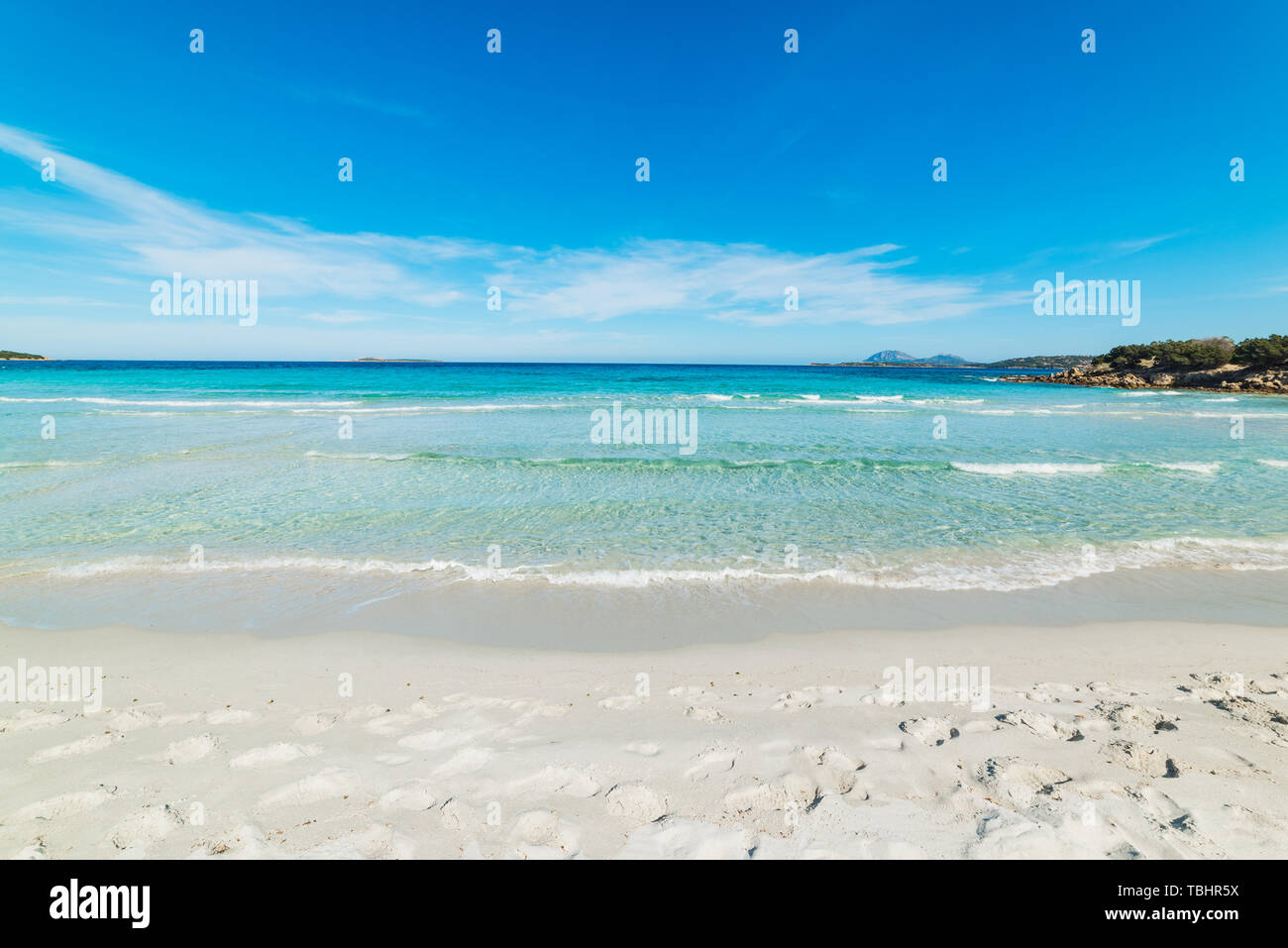 Clear water in Rena Bianca beach in Costa Smeralda Stock Photo - Alamy