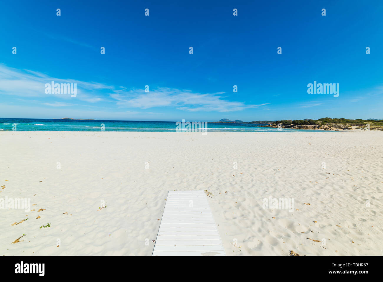 Clear water in Rena Bianca beach in Costa Smeralda Stock Photo - Alamy
