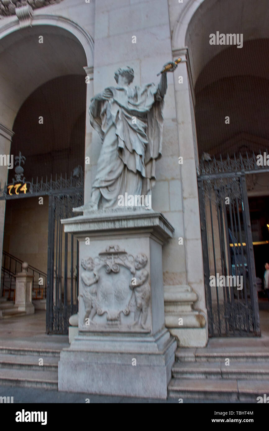 Statues salzburg cathedral hi-res stock photography and images - Alamy
