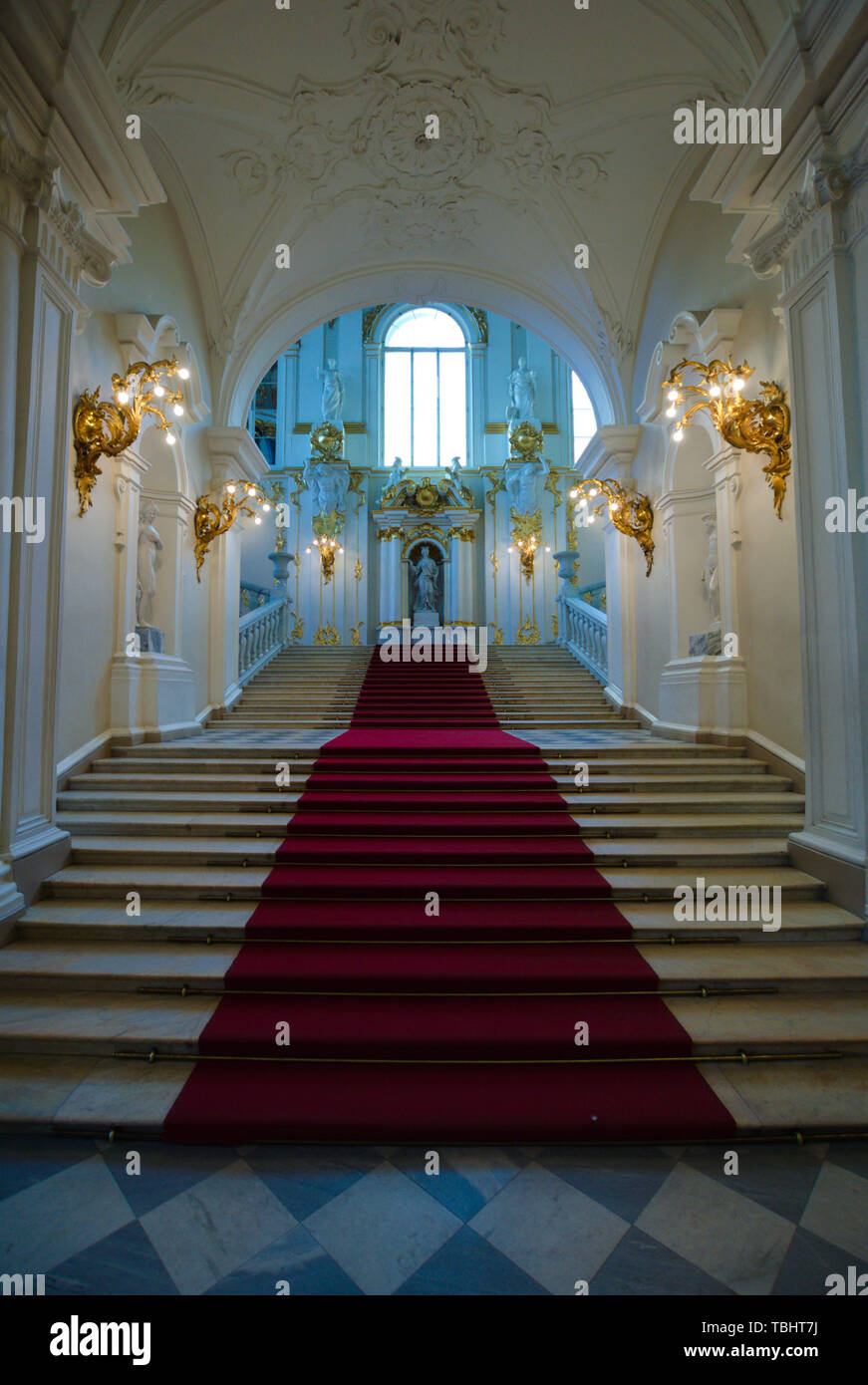 Red carpet stairs palace hi-res stock photography and images - Alamy