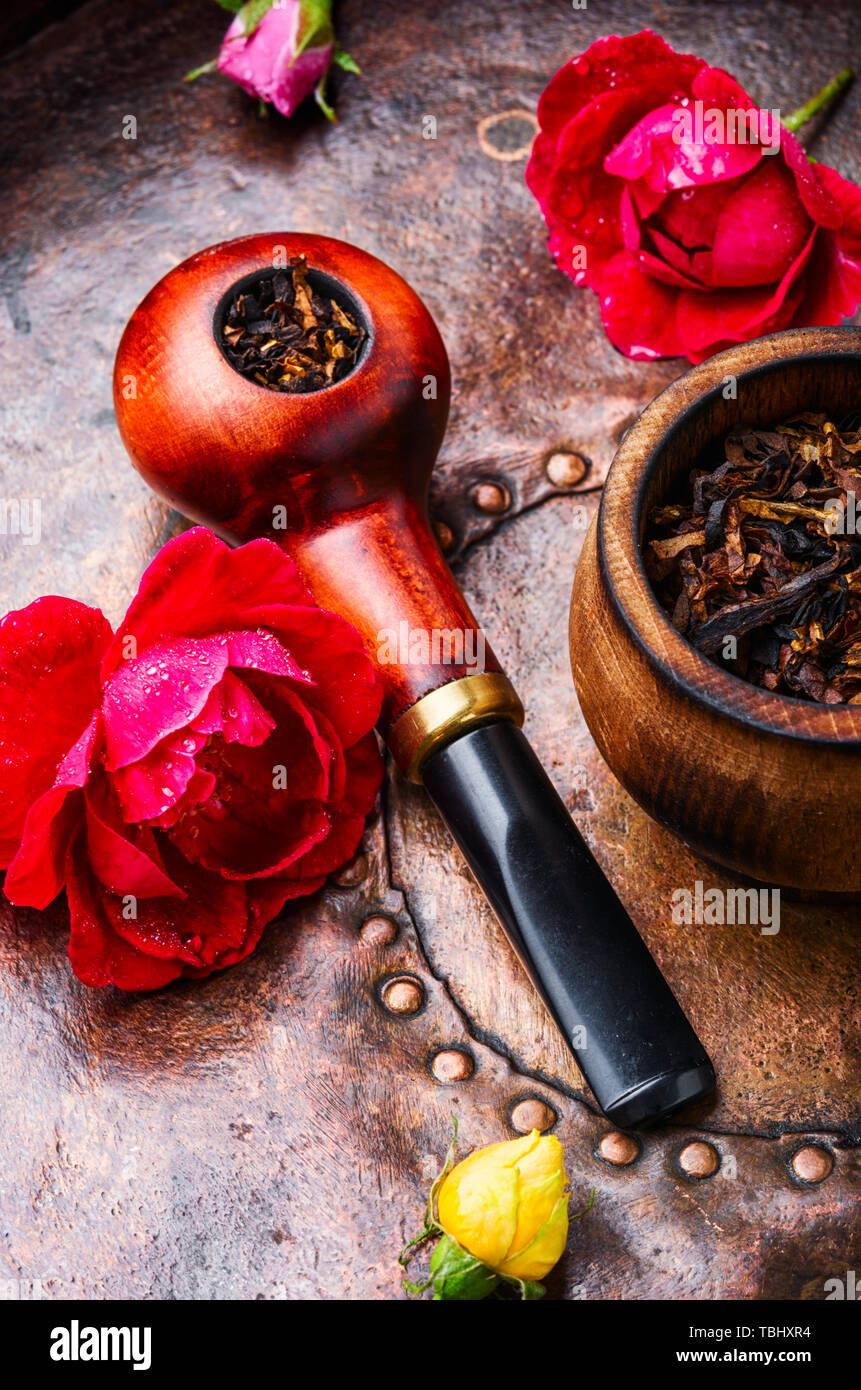 Tobacco pipe and smoking tobacco with rose flavor Stock Photo - Alamy