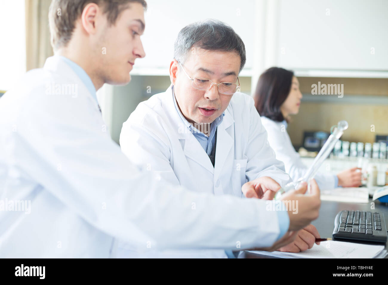 people doing chemical experiment in modern lab Stock Photo - Alamy