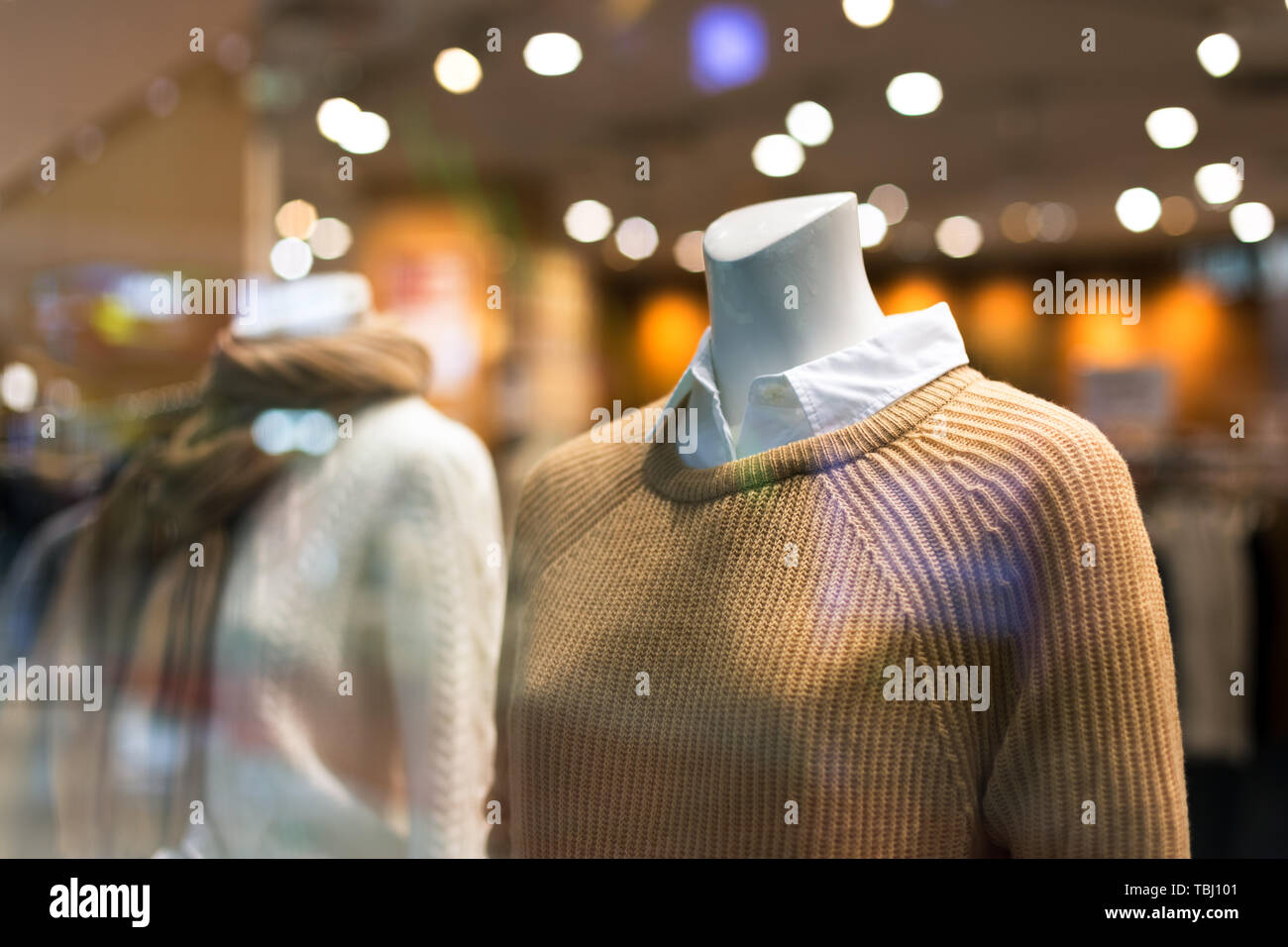New fashion in modern shopping mall Stock Photo - Alamy