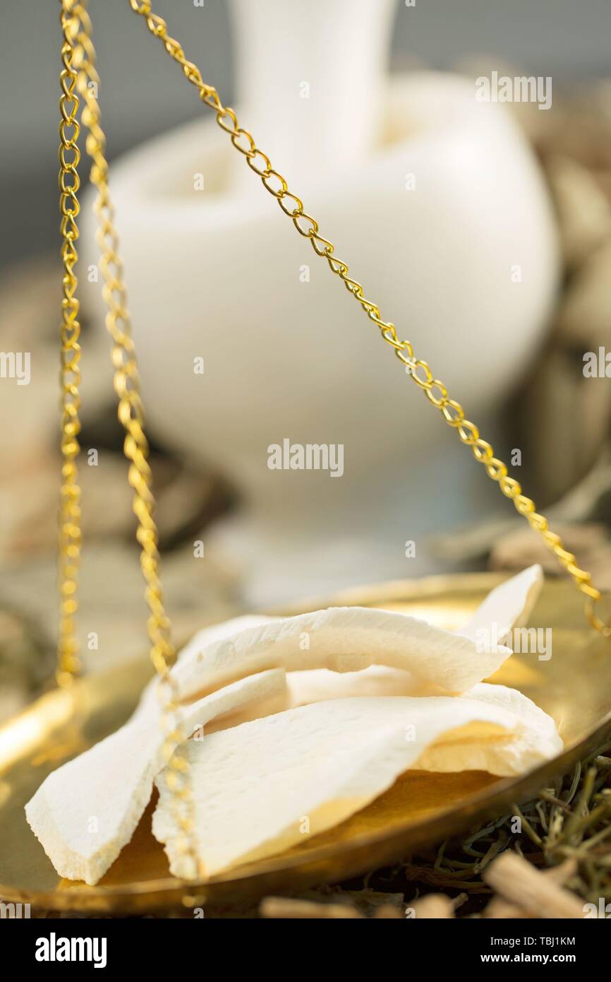 Traditional chinese weighing scales hi-res stock photography and images ...