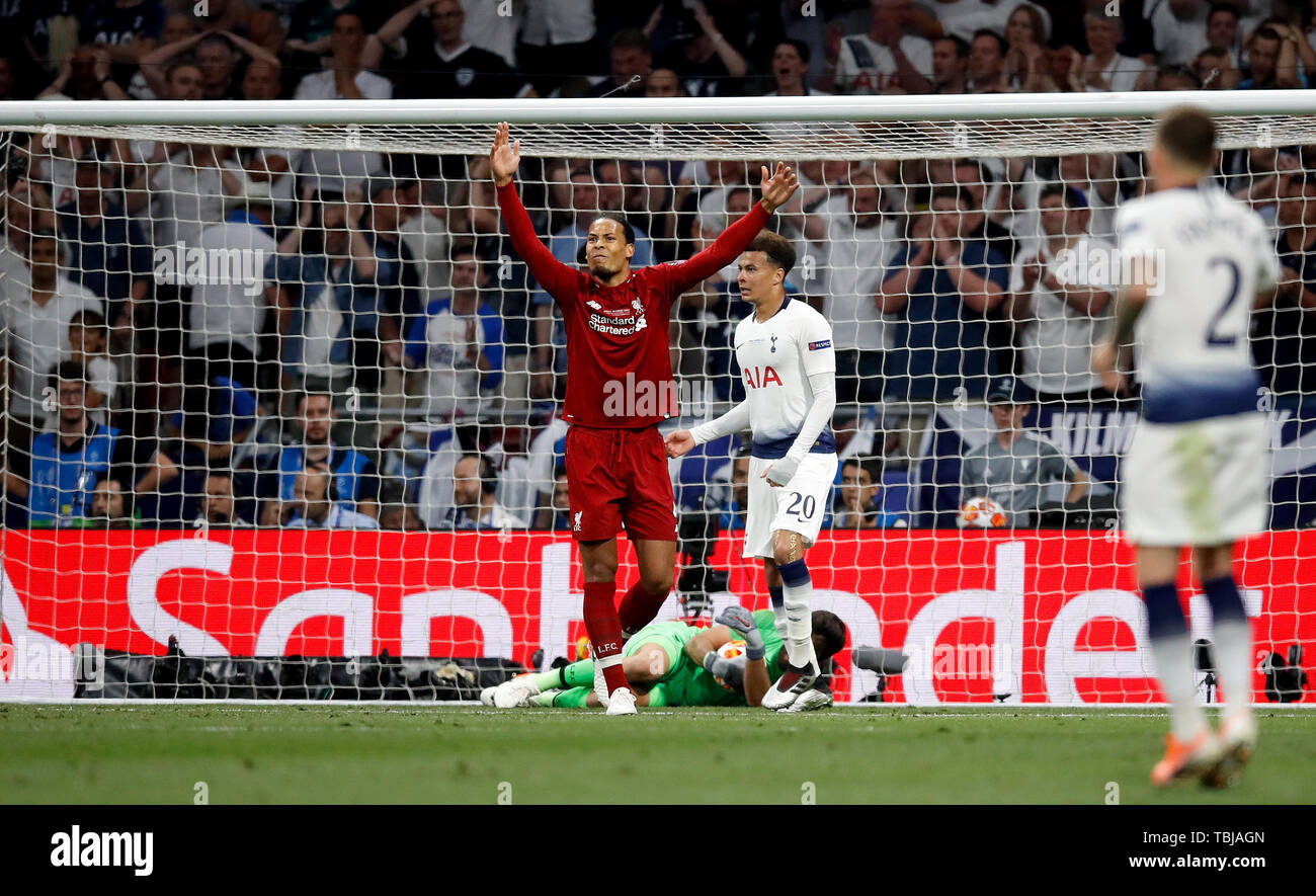 Goalkeeper alisson becker back makes hi-res stock photography and ...