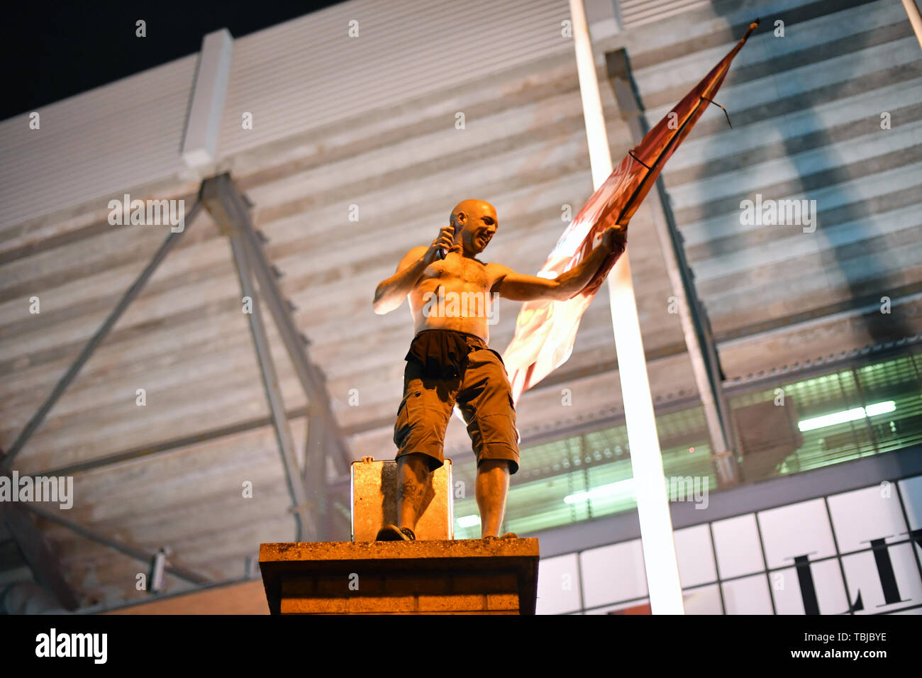 Liverpool fans celebrate their sides victory over Tottenham Hotspur's ...