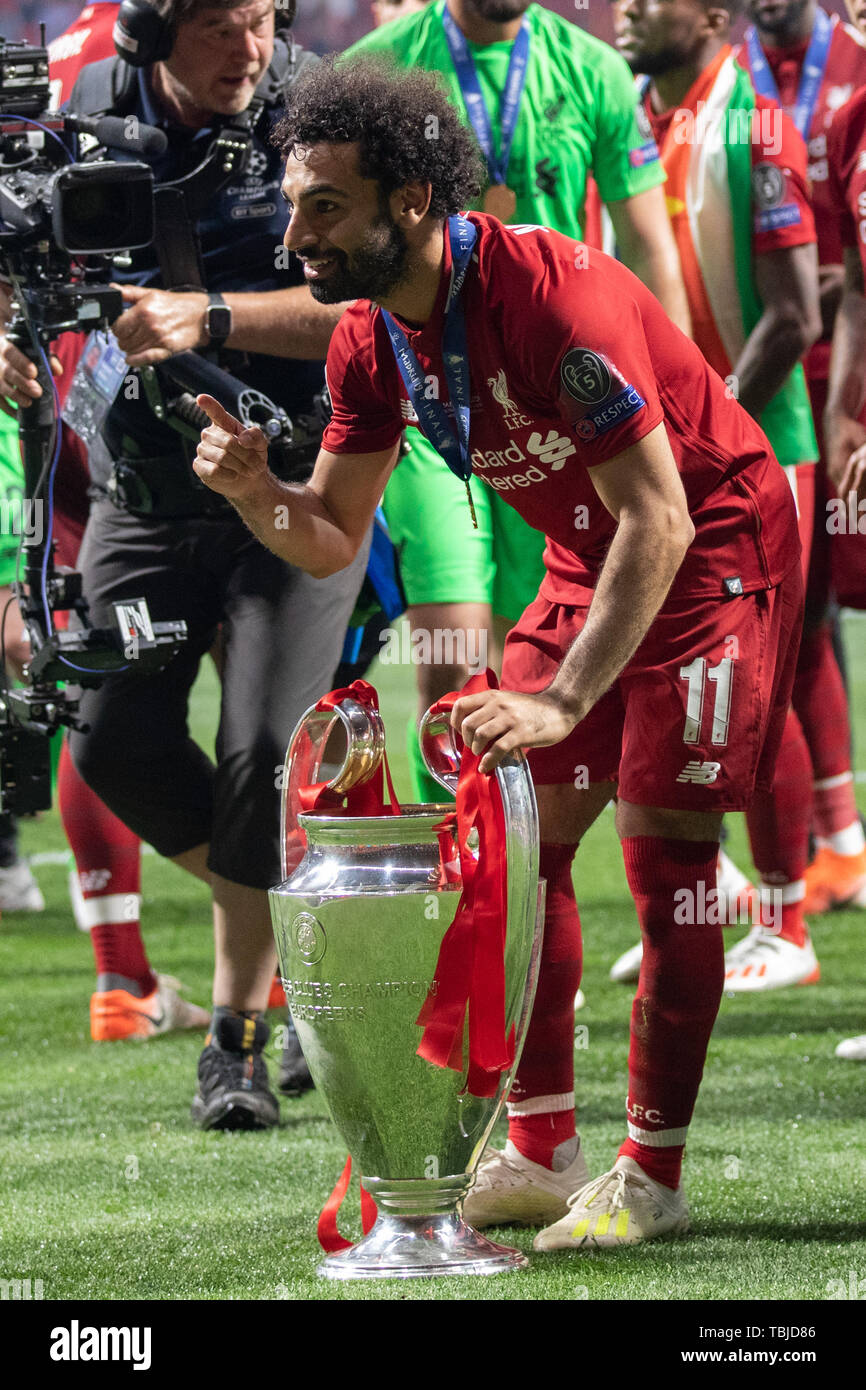 Salah champions league final trophy hi-res stock photography and images ...