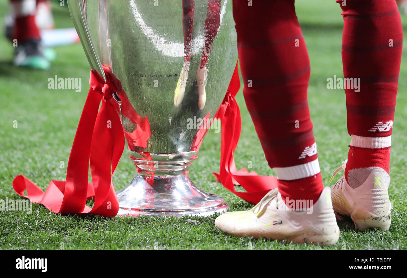 Salah champions league final trophy hi-res stock photography and images ...