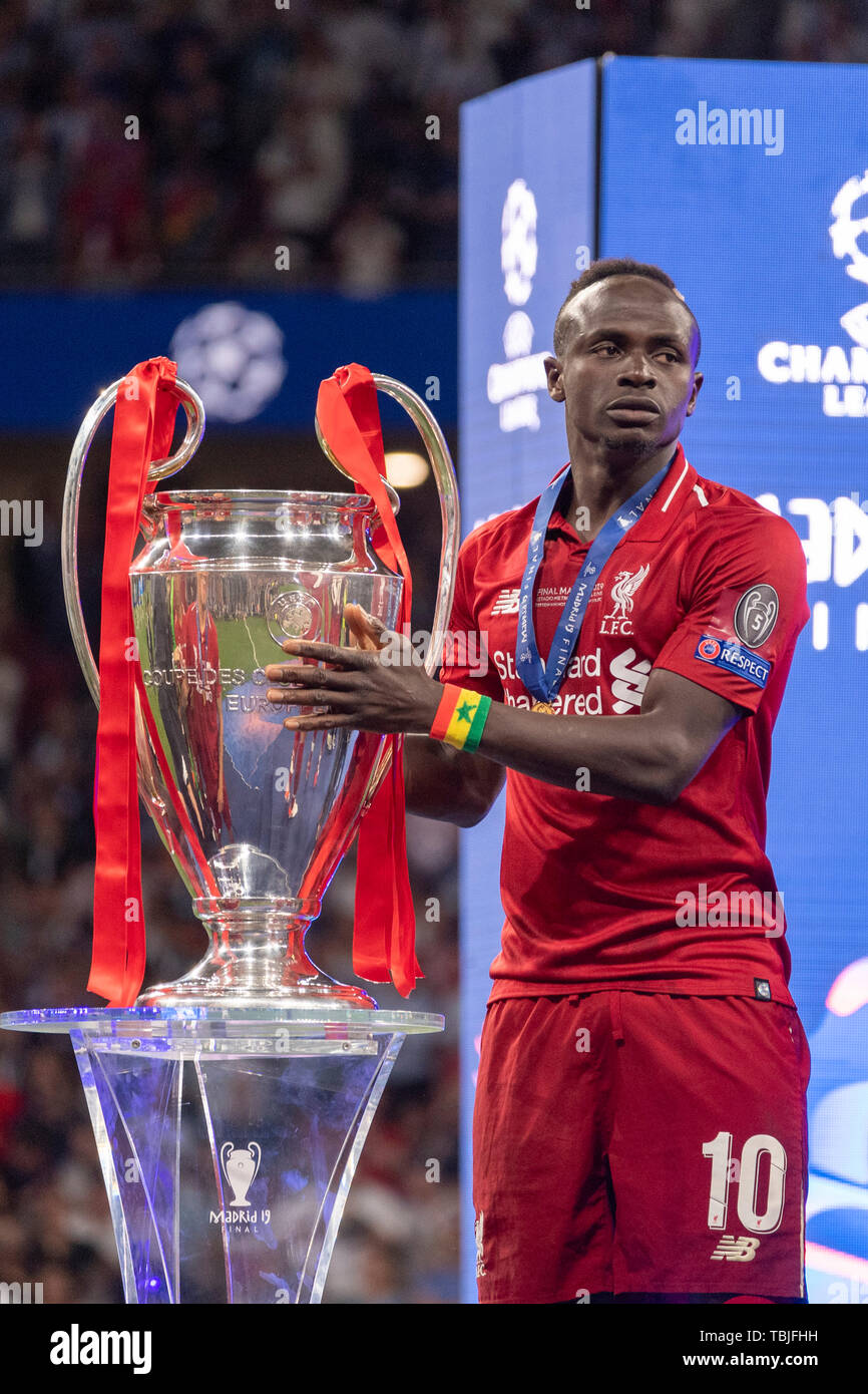 Sadio mane champions league trophy hi-res stock photography and images ...