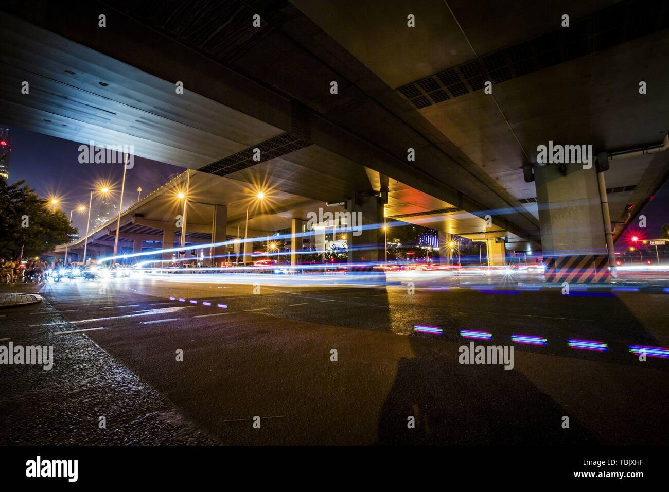 Unmanned streetlights and movement blurred light Stock Photo - Alamy