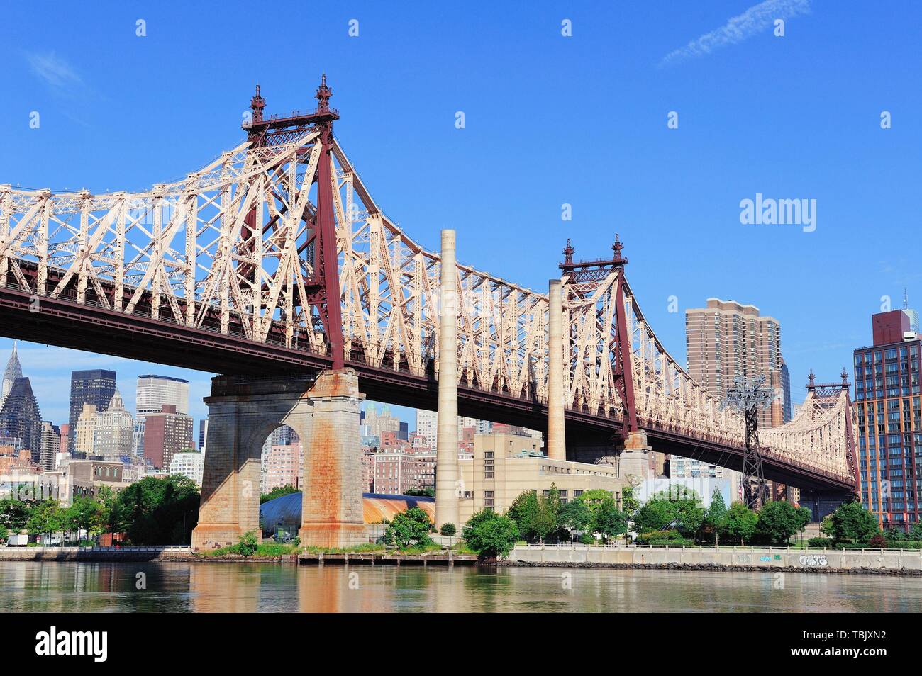 Queensborough Bridge in Midtown Manhattan with New York City skyline ...