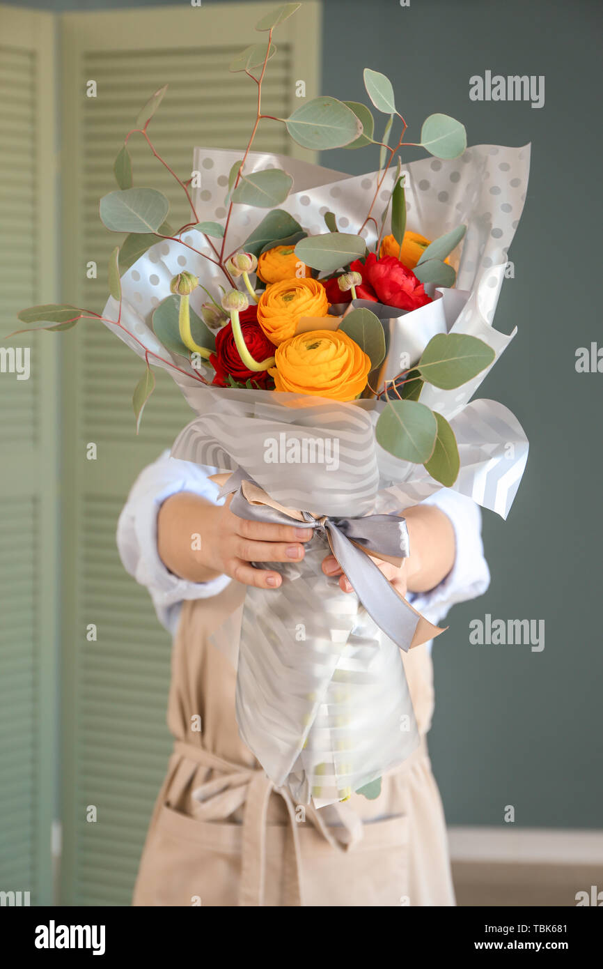 Florist making bouquet in red hi-res stock photography and images - Alamy