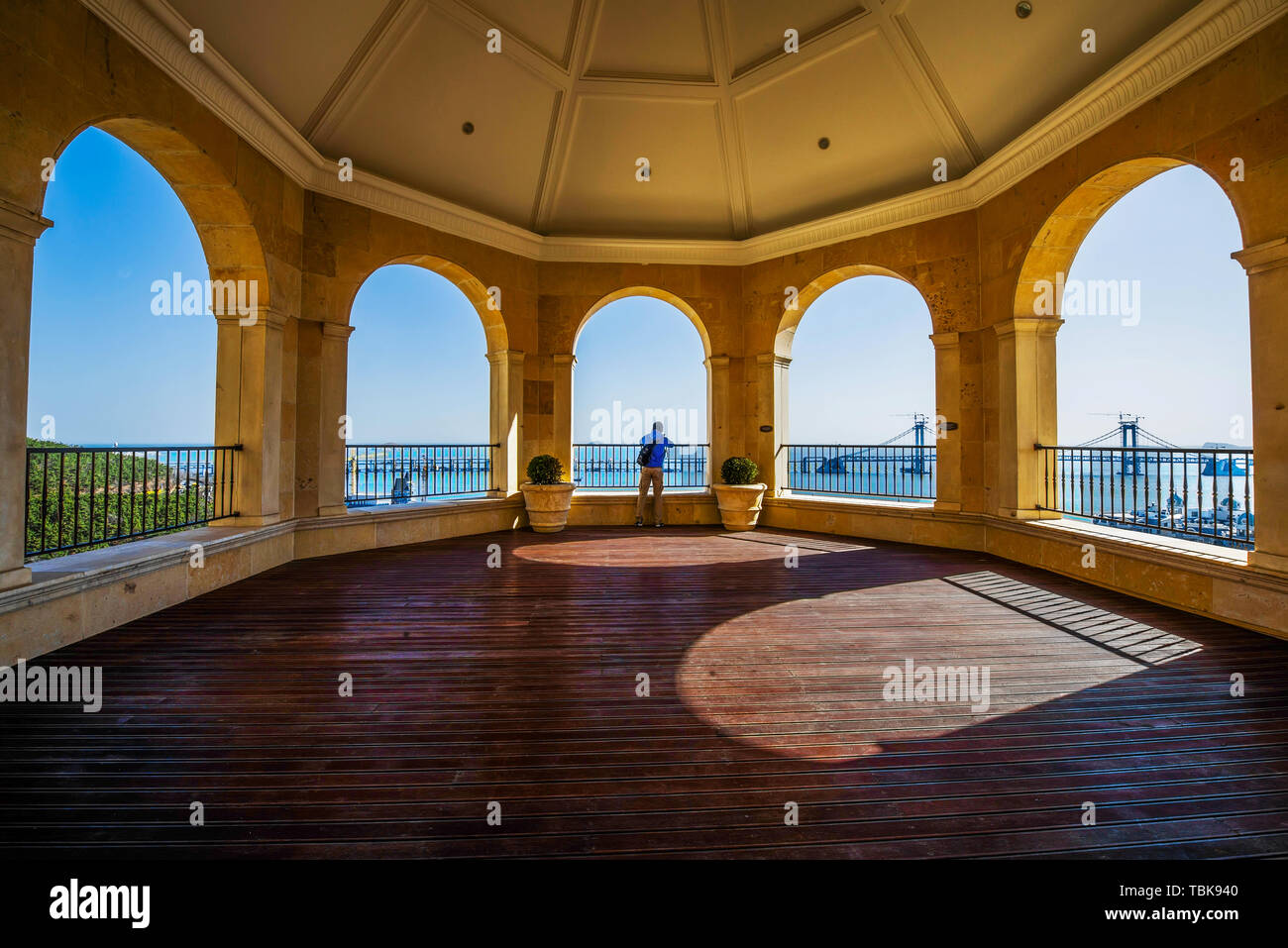 Modern arched windows hi-res stock photography and images - Alamy