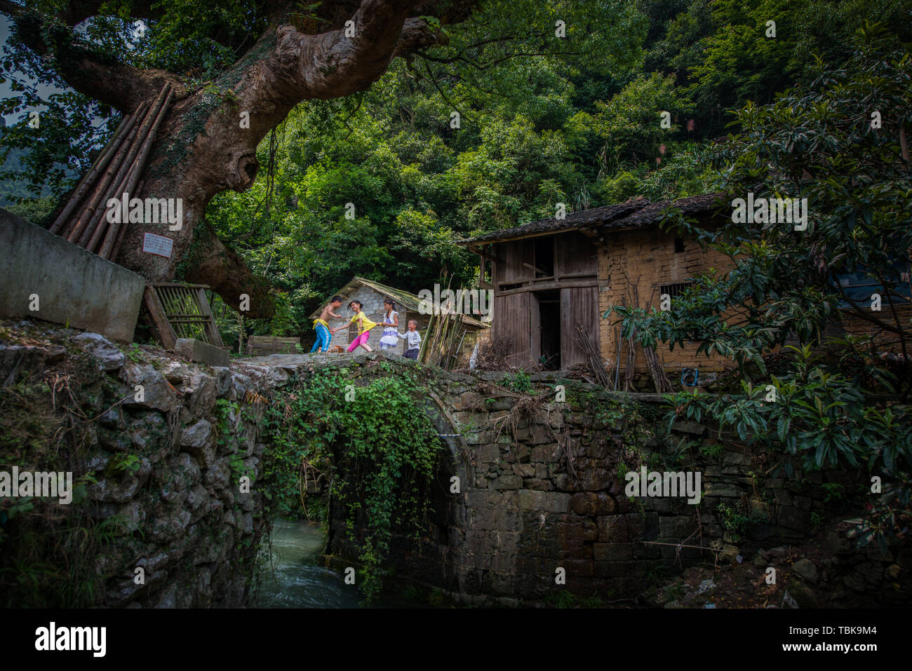Children play under bridge hi-res stock photography and images - Alamy