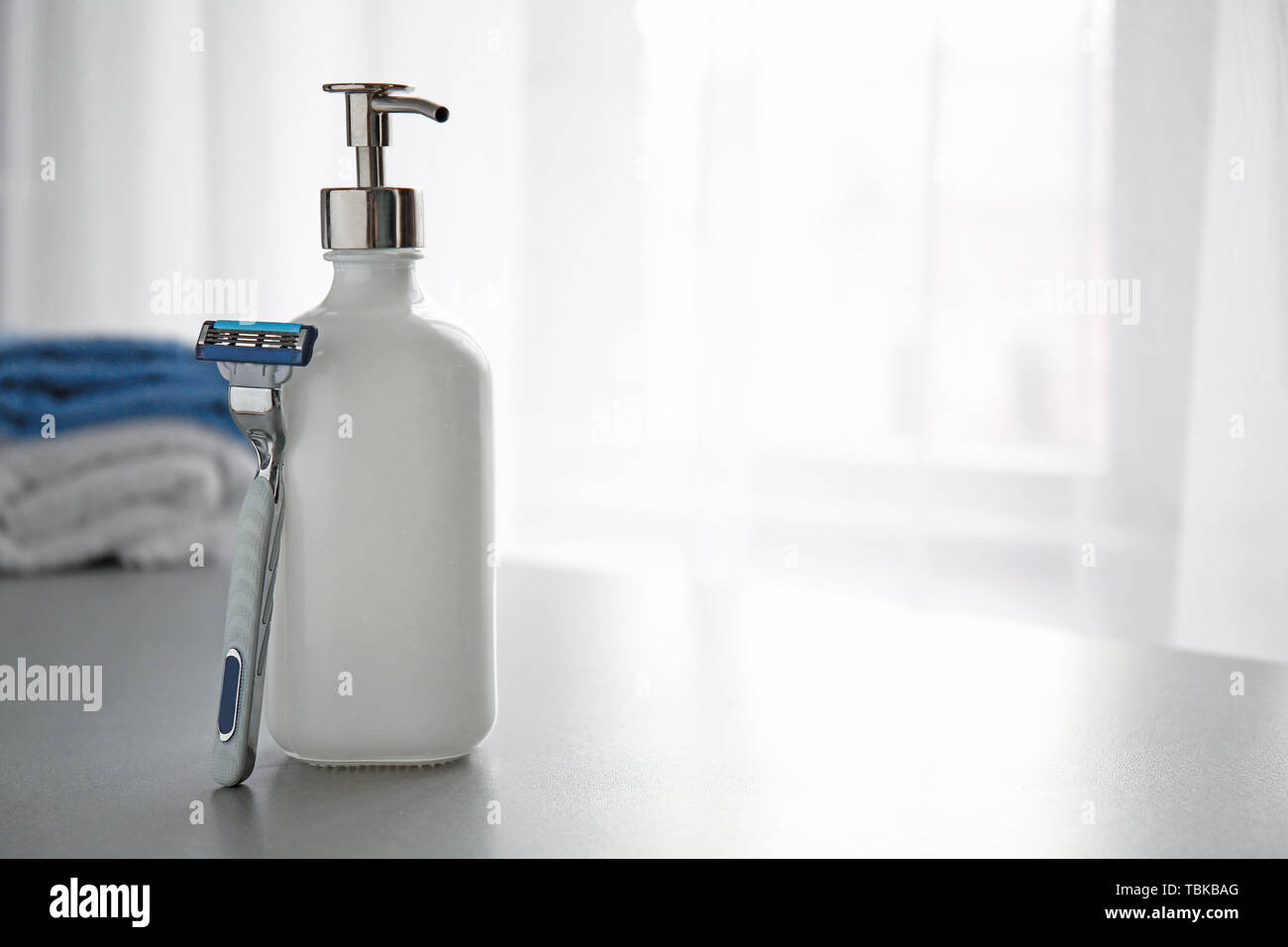 Razor on table hi-res stock photography and images - Alamy