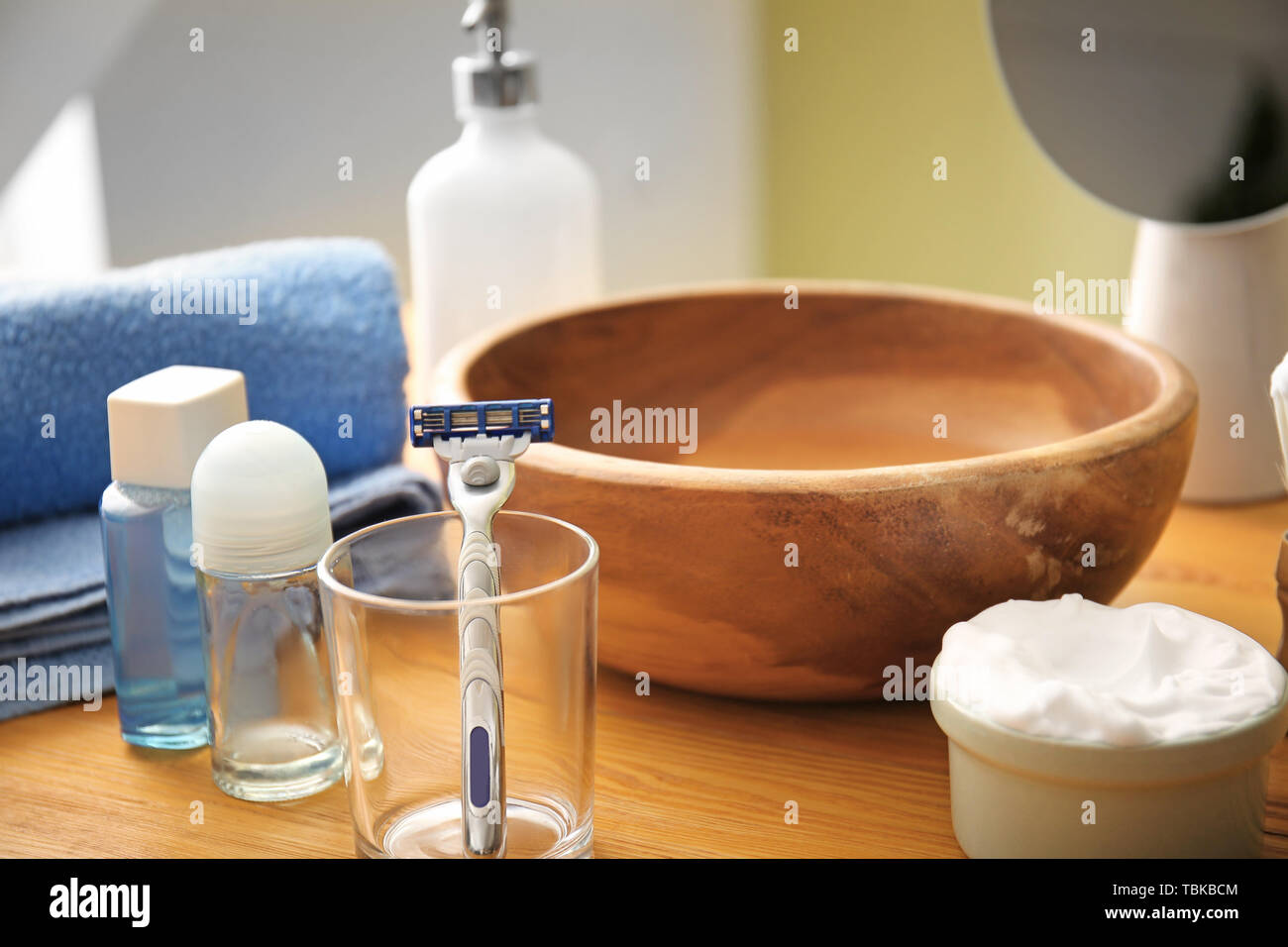 Razor glass hi-res stock photography and images - Alamy