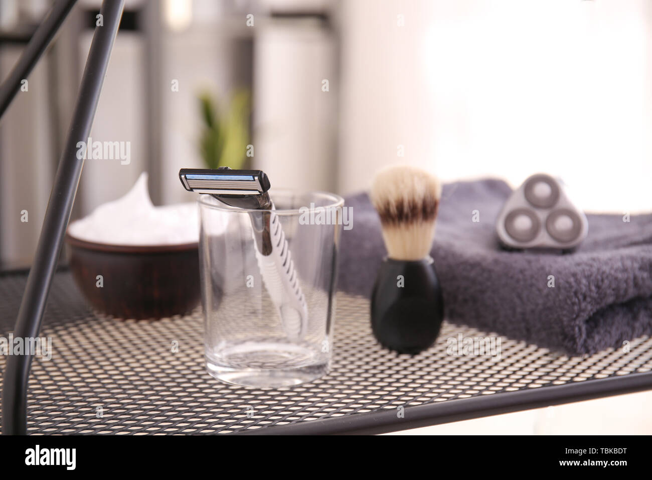 Razor glass hi-res stock photography and images - Alamy