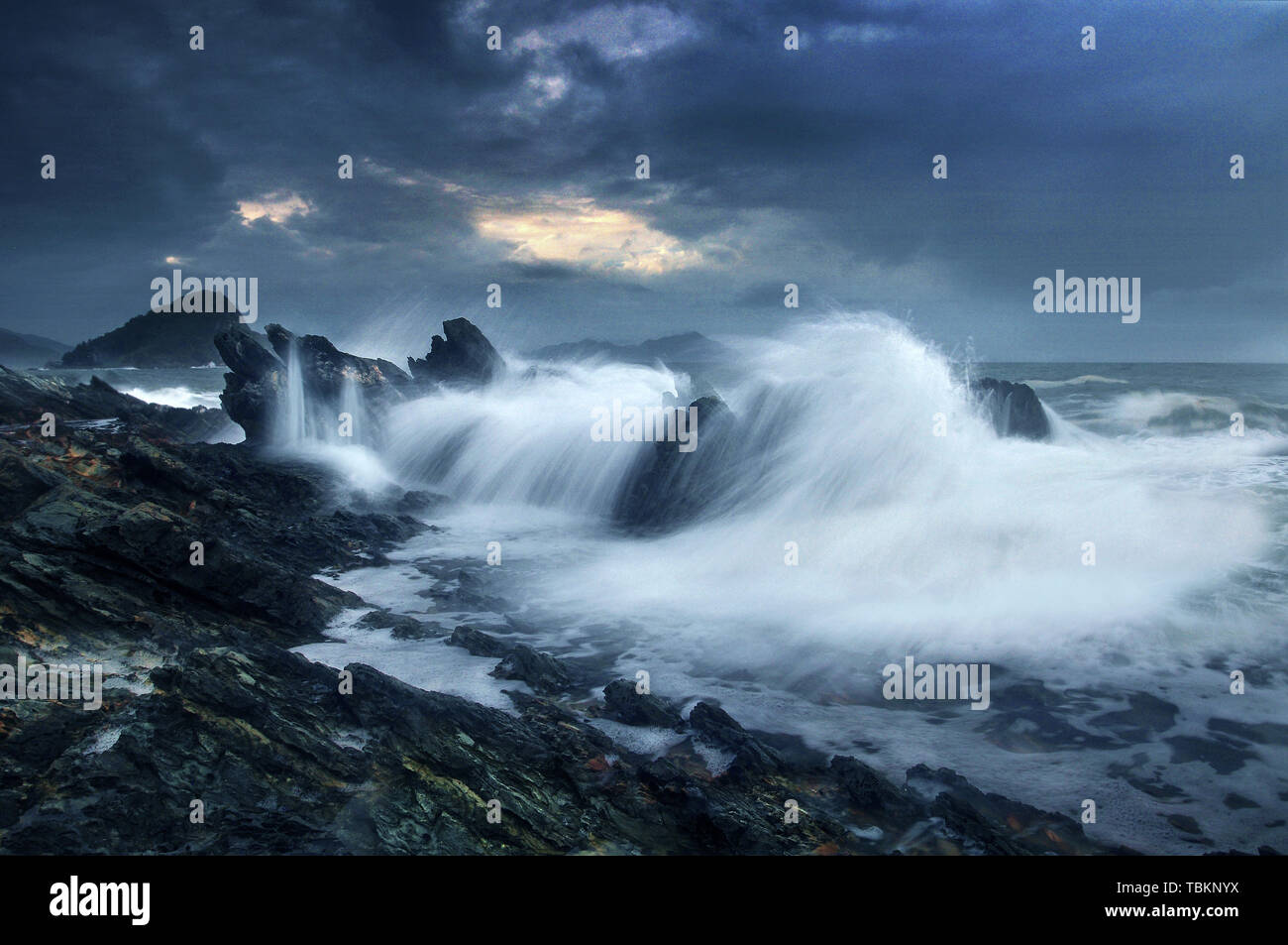 Typhoon waves hi-res stock photography and images - Alamy
