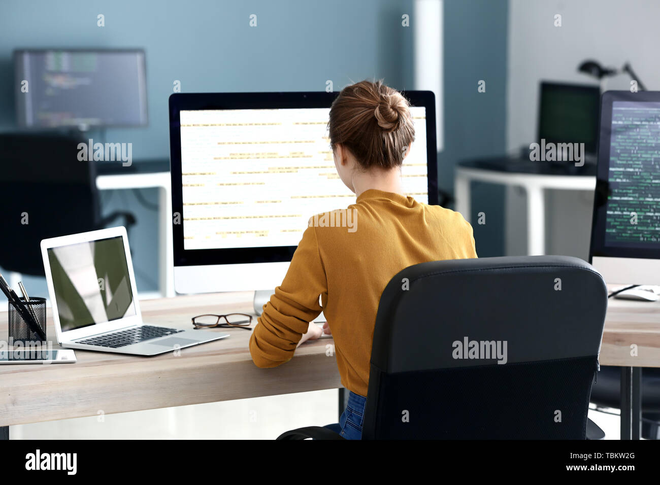 Software developer female hi-res stock photography and images - Alamy
