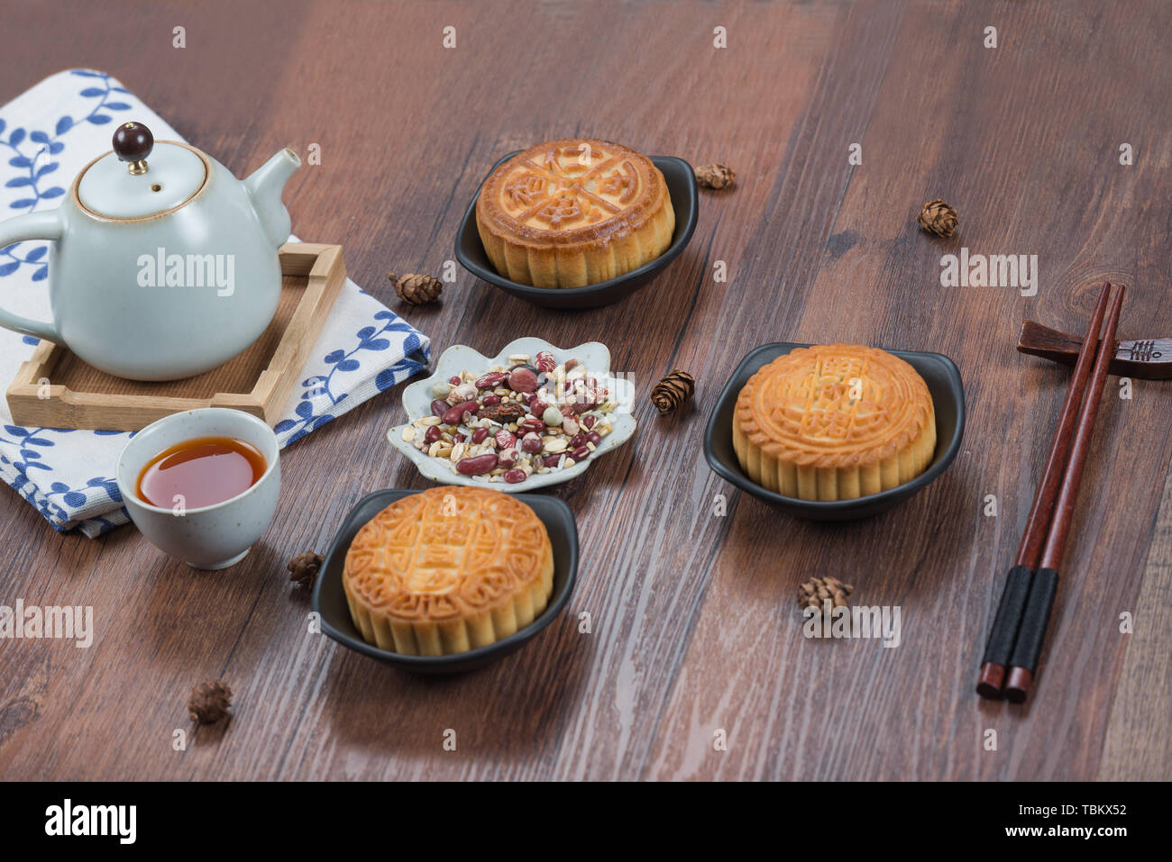 Moon cakes on lunar august 15 hi-res stock photography and images - Alamy