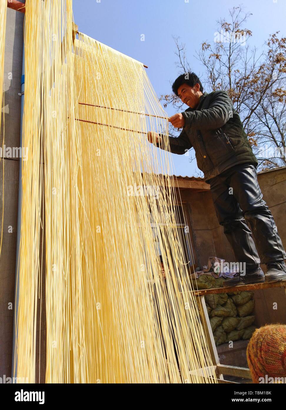 Hang noodles, long noodles, good life here, farmers have embarked on ...